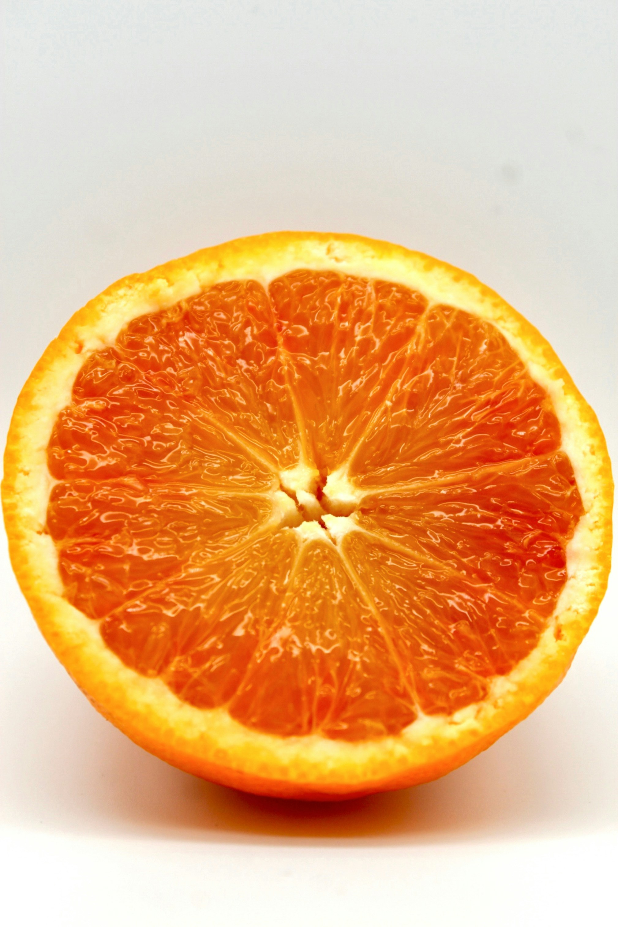 Une orange coupée en deux sur fond blanc photo – Image gratuite de ...
