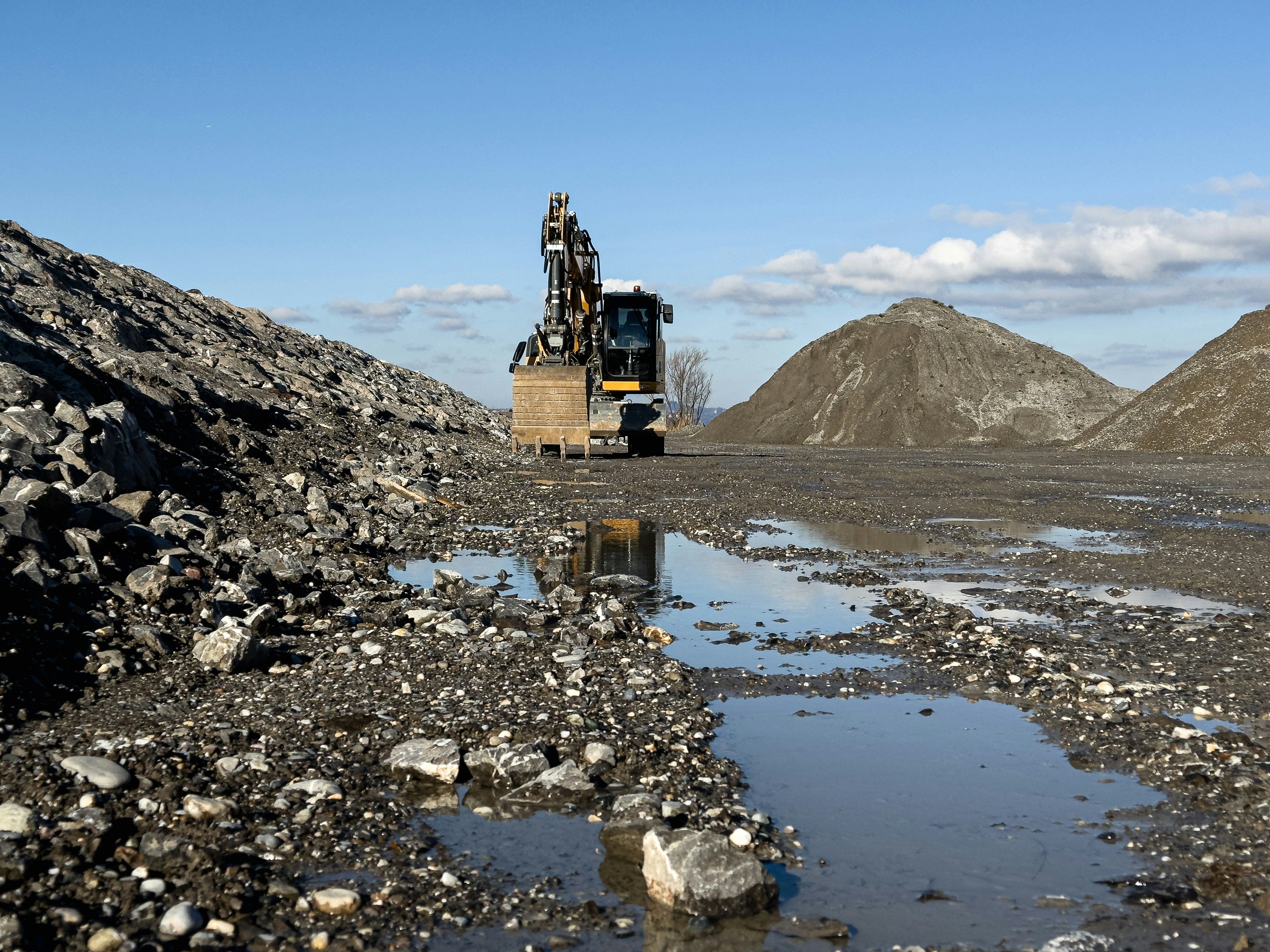 A dump truck driving down a muddy road photo – Free Schleienlöcher ...