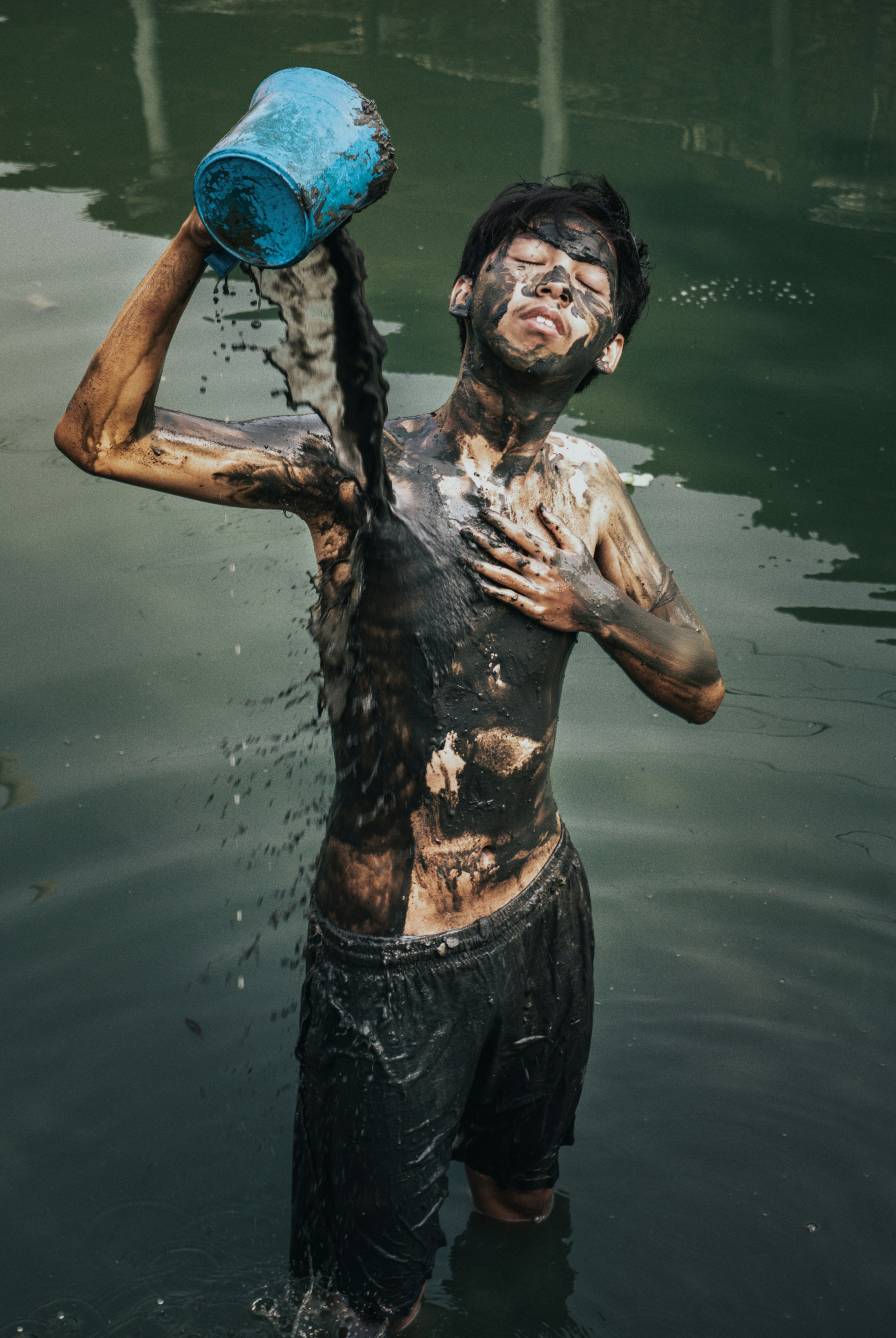Mud-Splashed Gesture at the Green Lake
