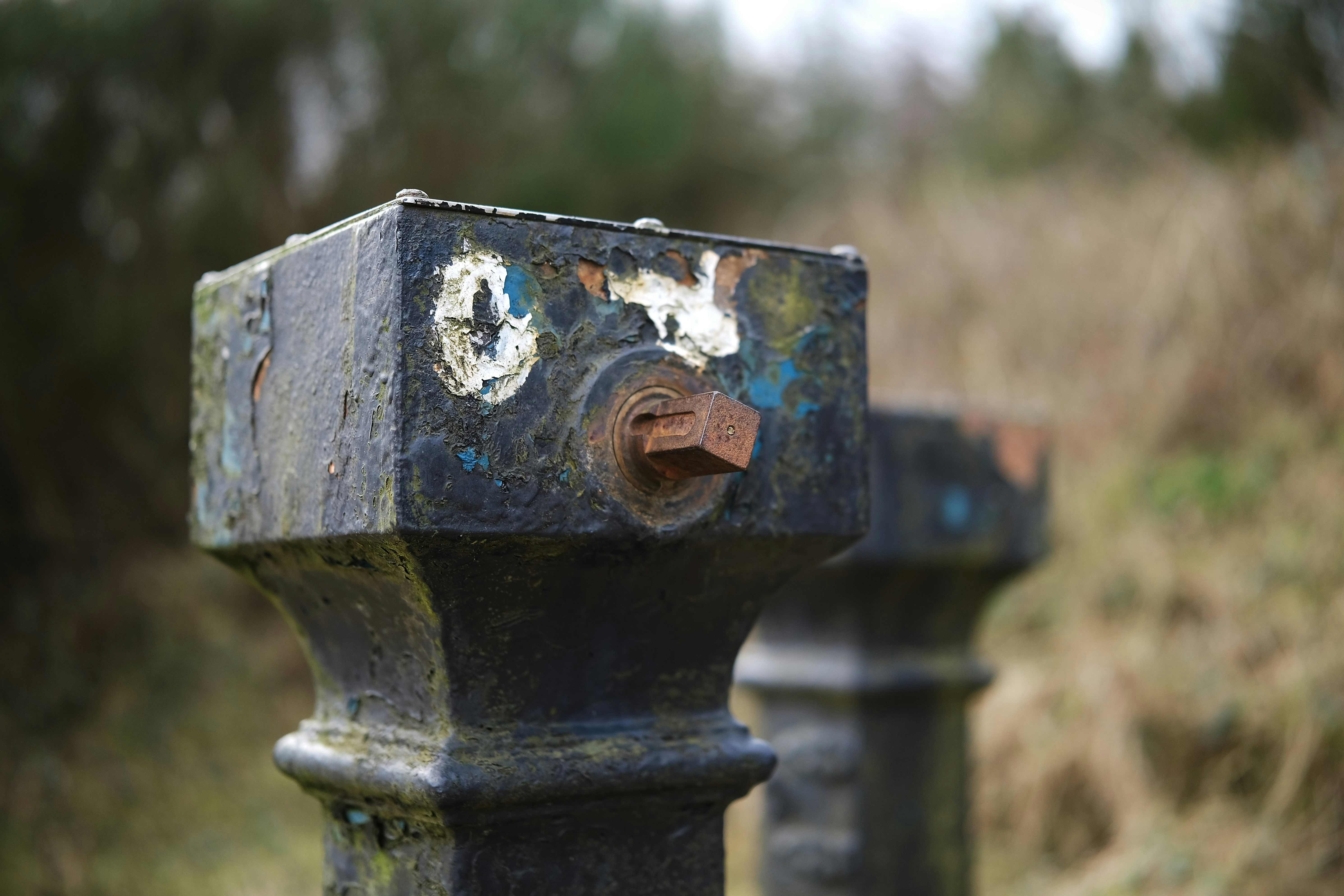 A close up of a rusted fire hydrant photo – Free Oldham Image on Unsplash
