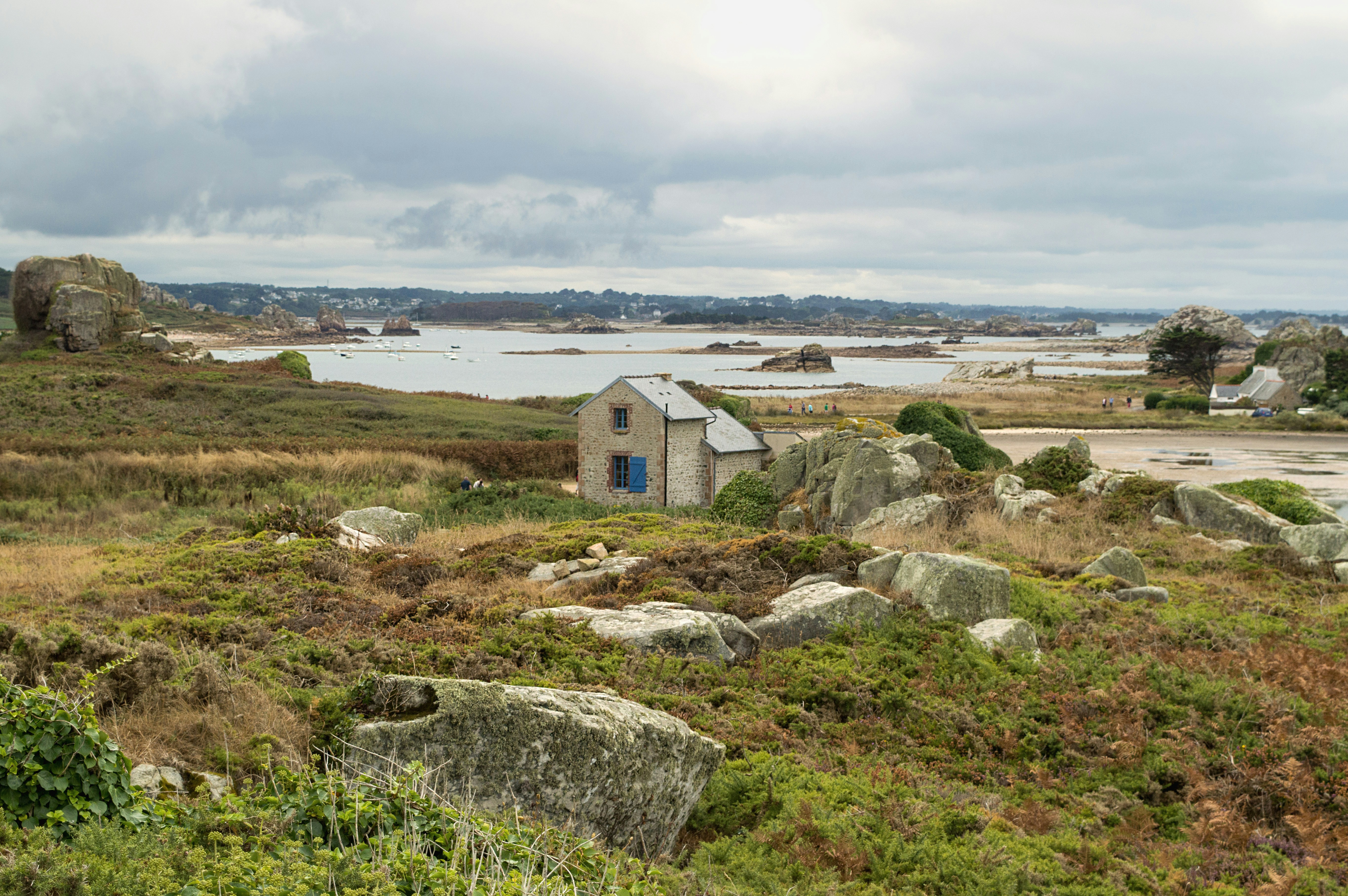 Coastal Ruins: A Stone Hut Amid Broad Moorland
