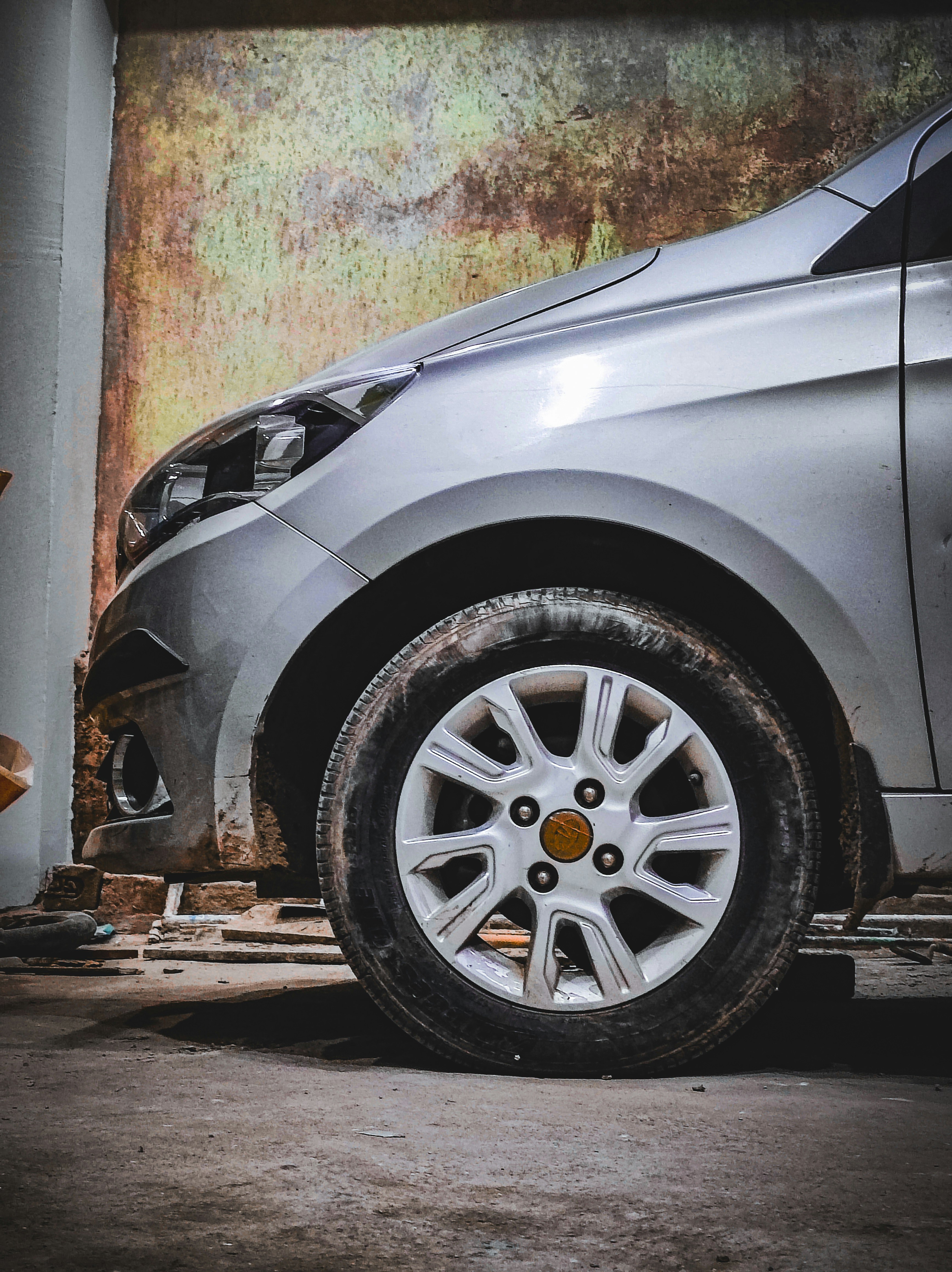 Foto zum Thema Ein Auto, das in einer Garage steht – Kostenloses Bild ...