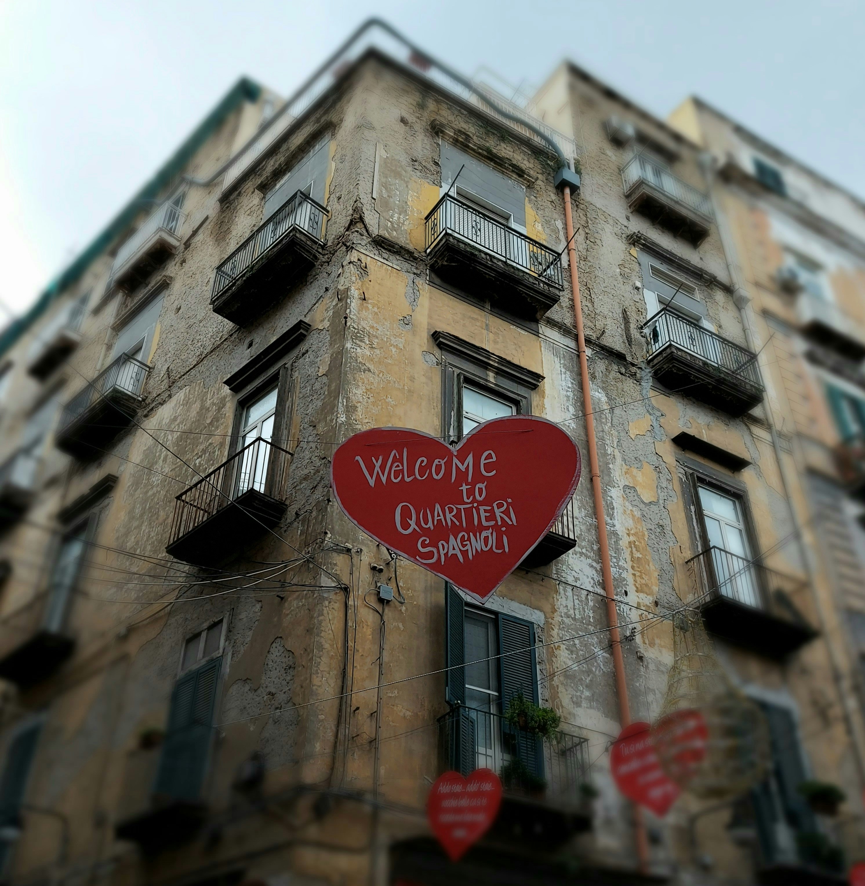 a building with a sign that says welcome to quaint savannah