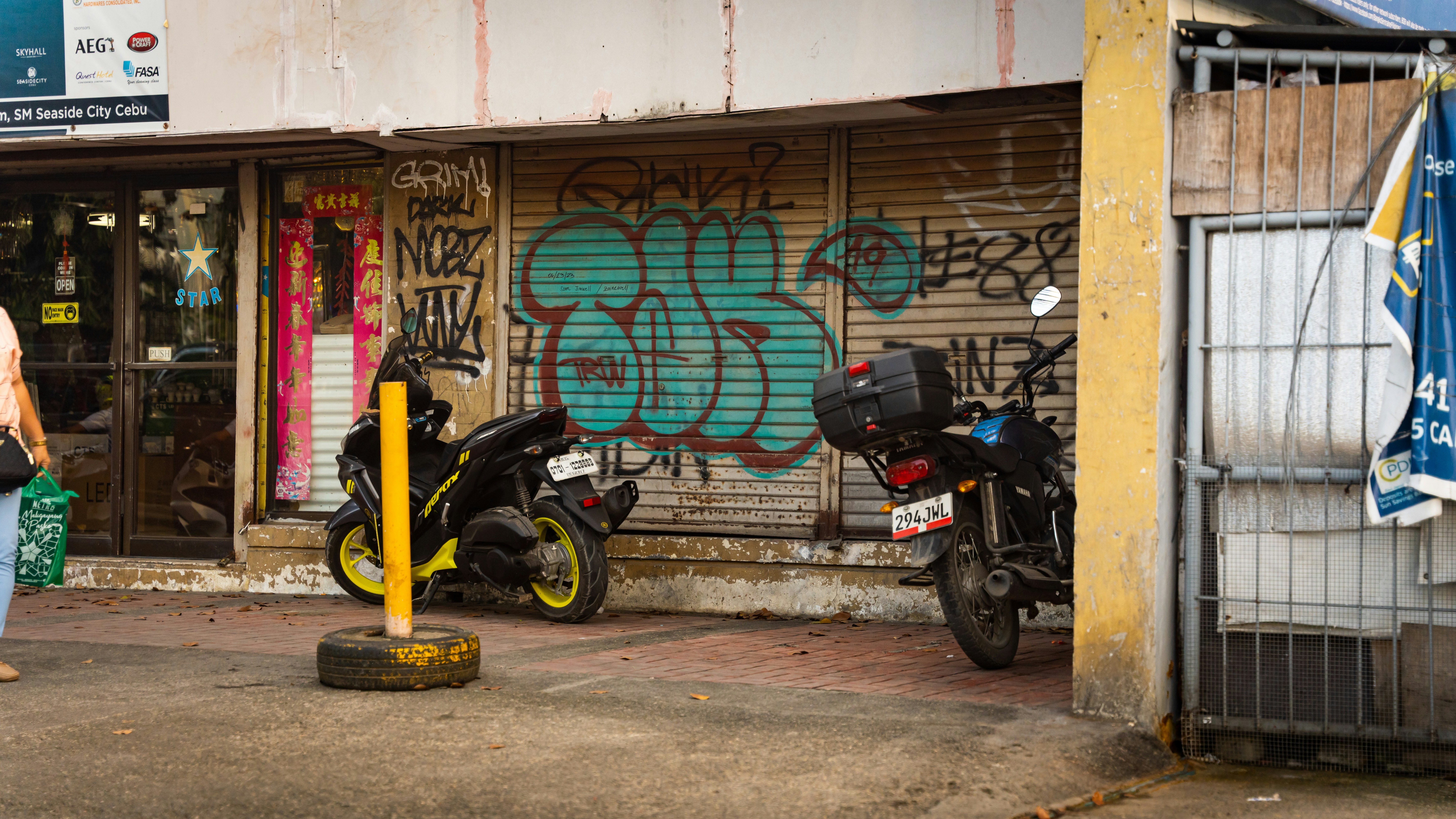 A man walking past a building with graffiti on it photo – Free Cebu ...