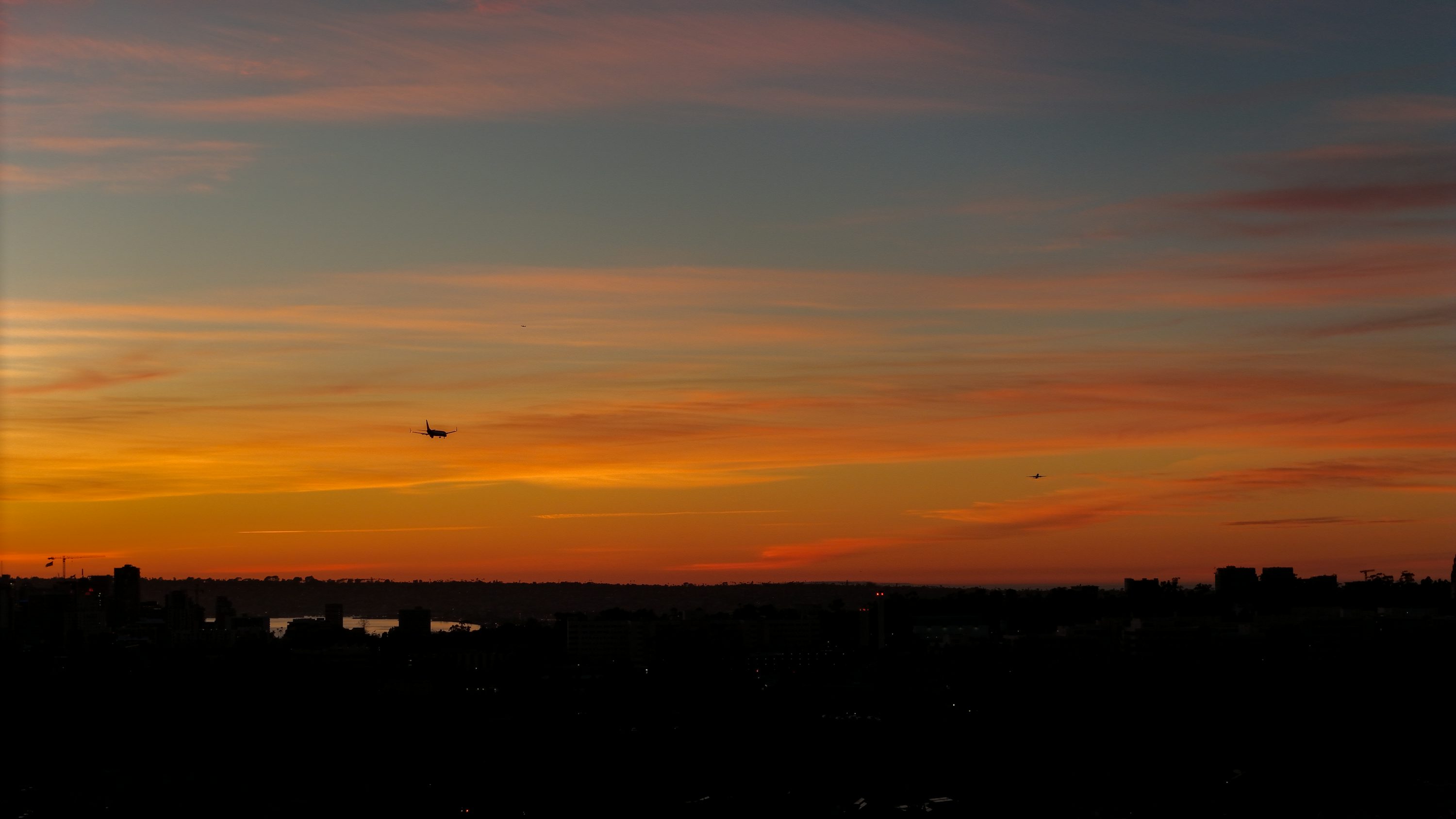 Una puesta de sol con un avión volando en la distancia foto – Imagen de ... Una puesta de sol con un avión volando en la distancia foto – Imagen de ...