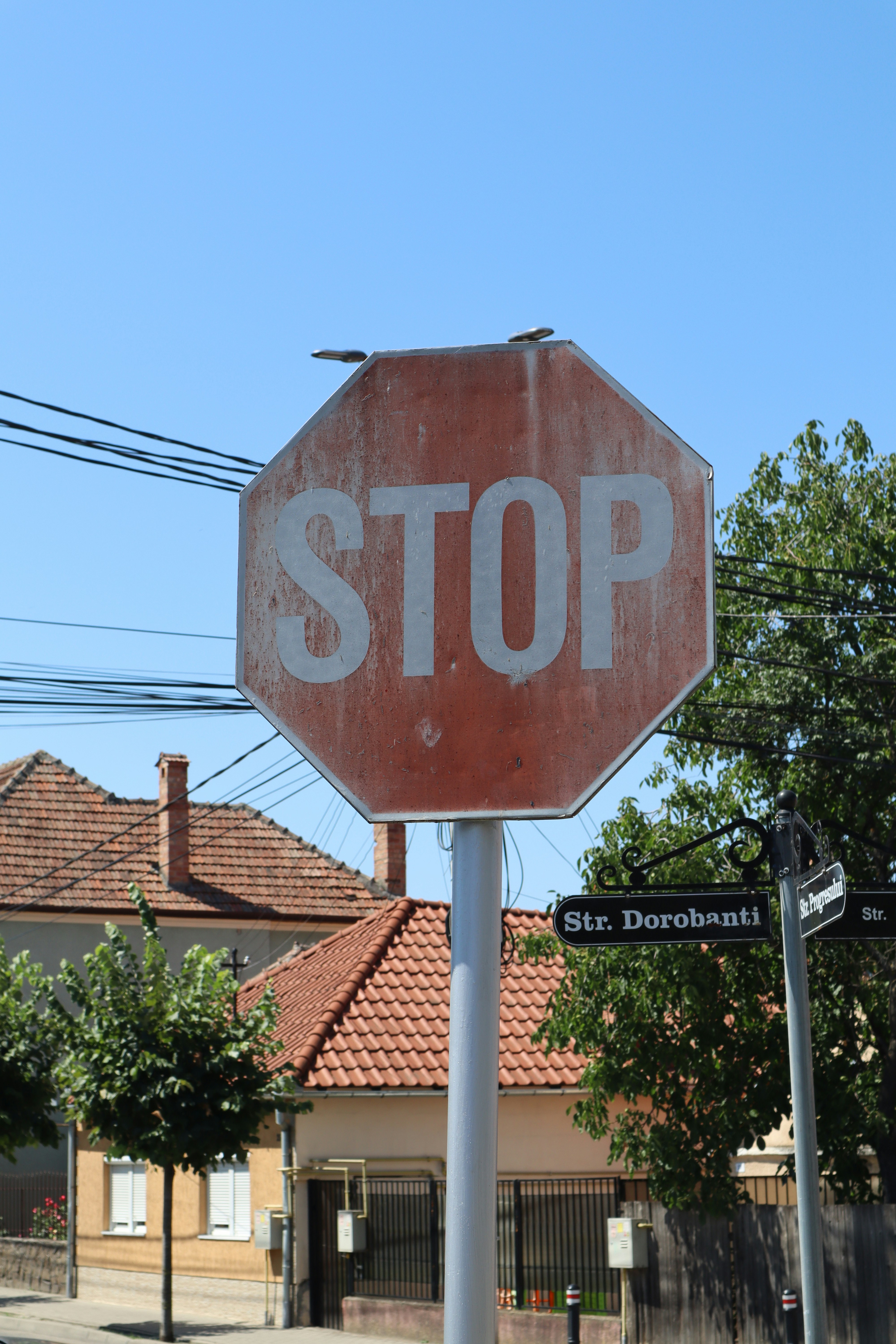 A red stop sign sitting on the side of a road photo – Free Street sign ...