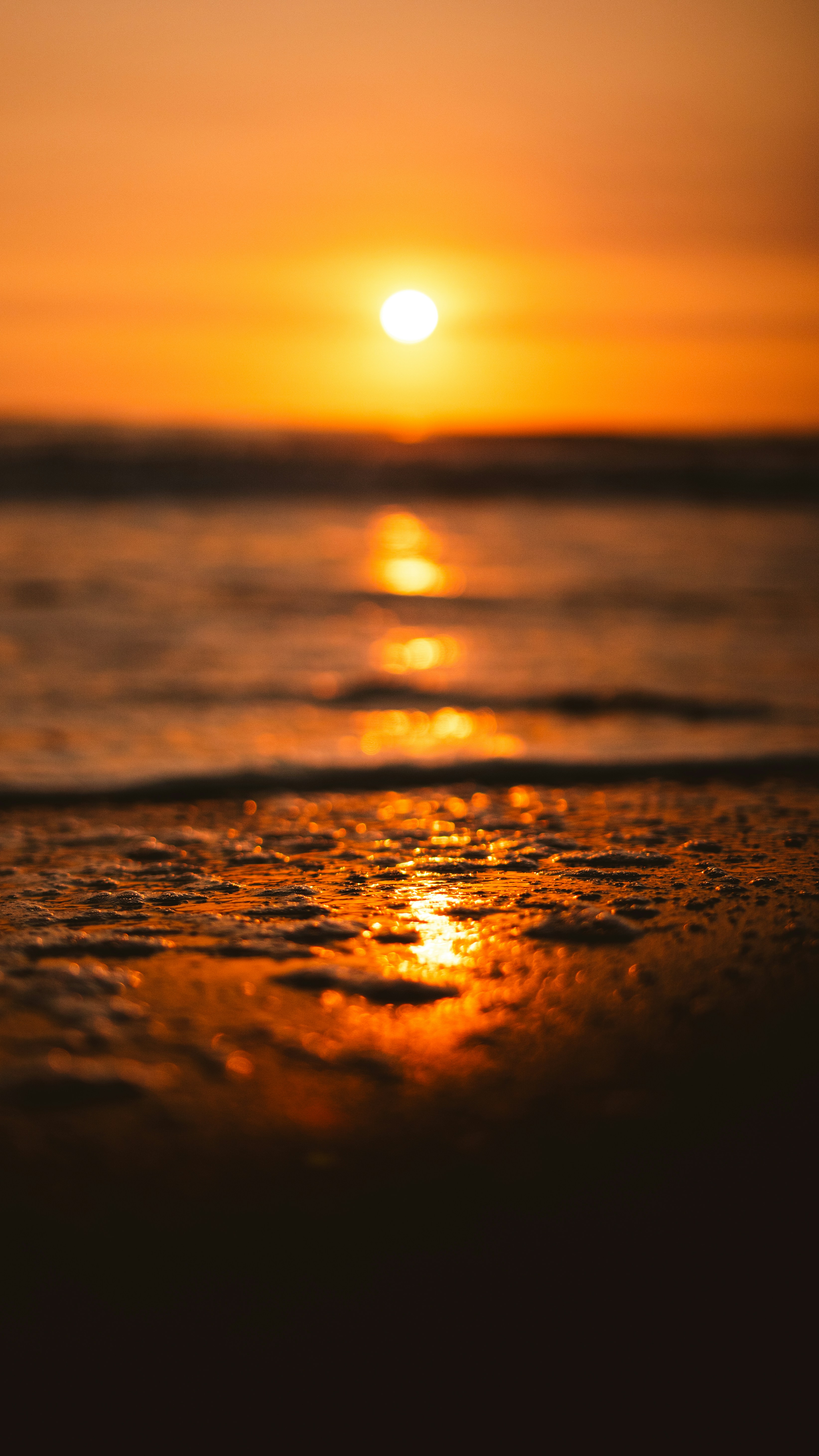 Foto El sol se está poniendo sobre el agua en la playa – Imagen Sol ...