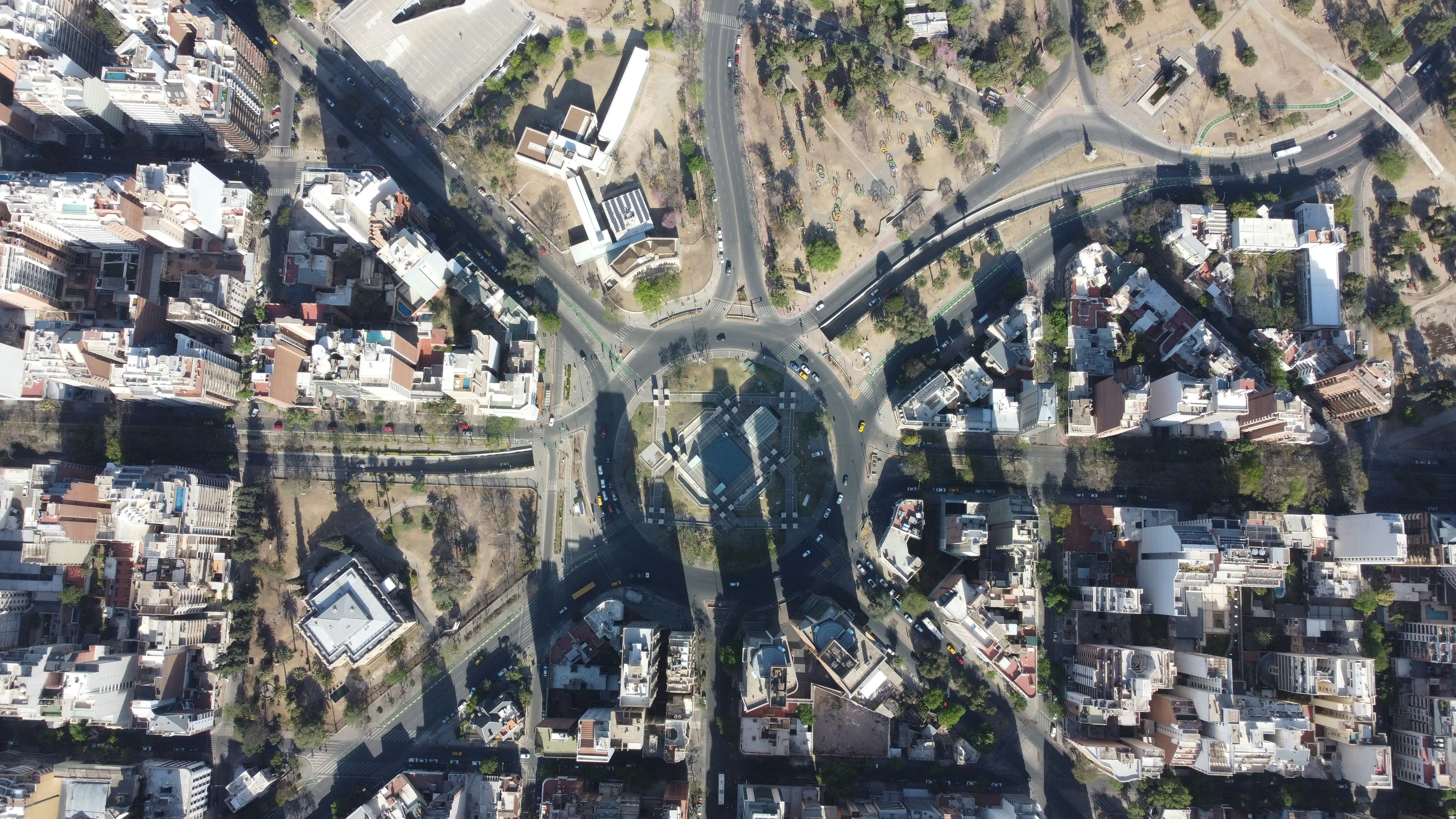 Una vista aérea de una intersección de calles en una ciudad foto ...