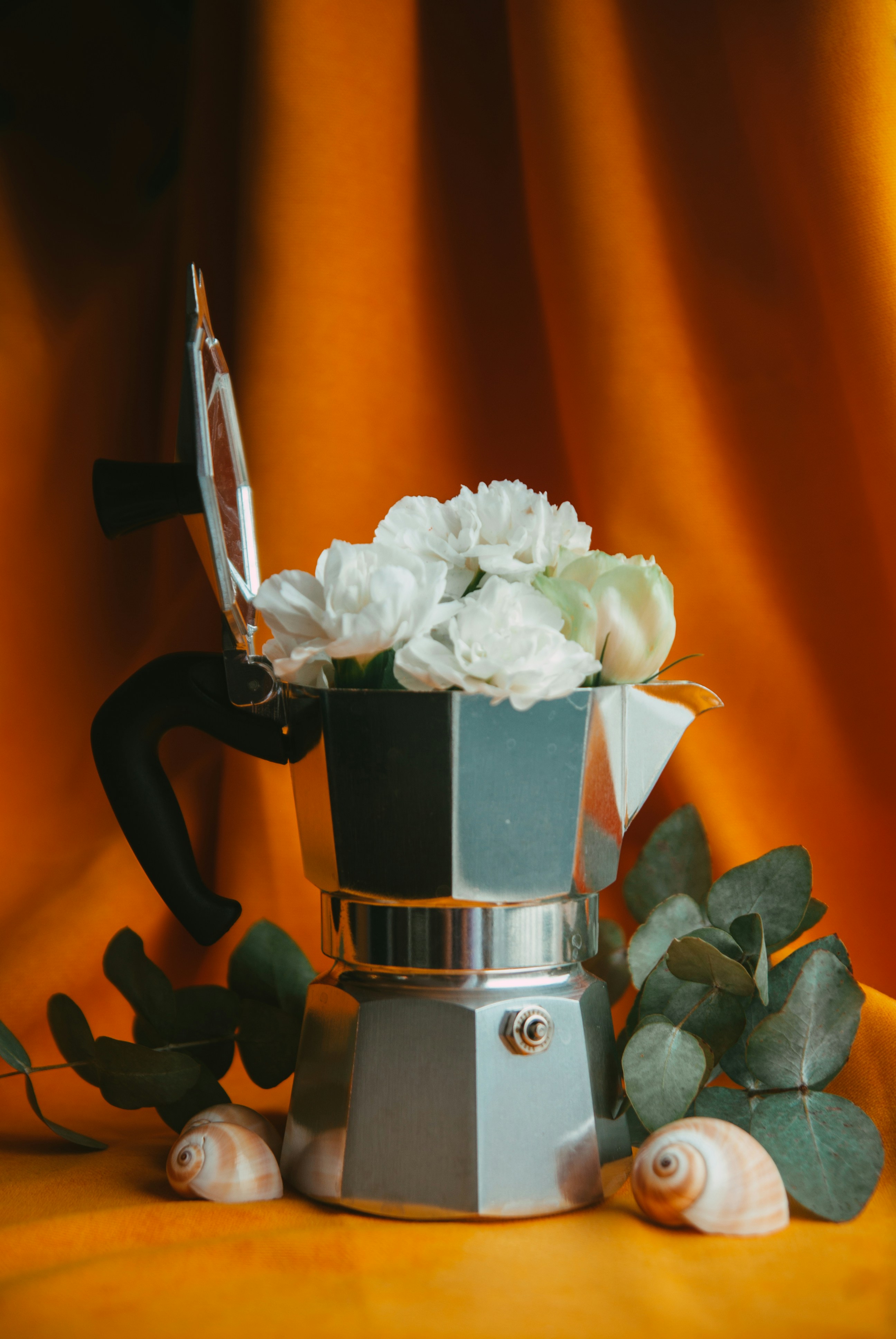 Coppery espresso lamp bouquet: a moka pot crowned with white blooms