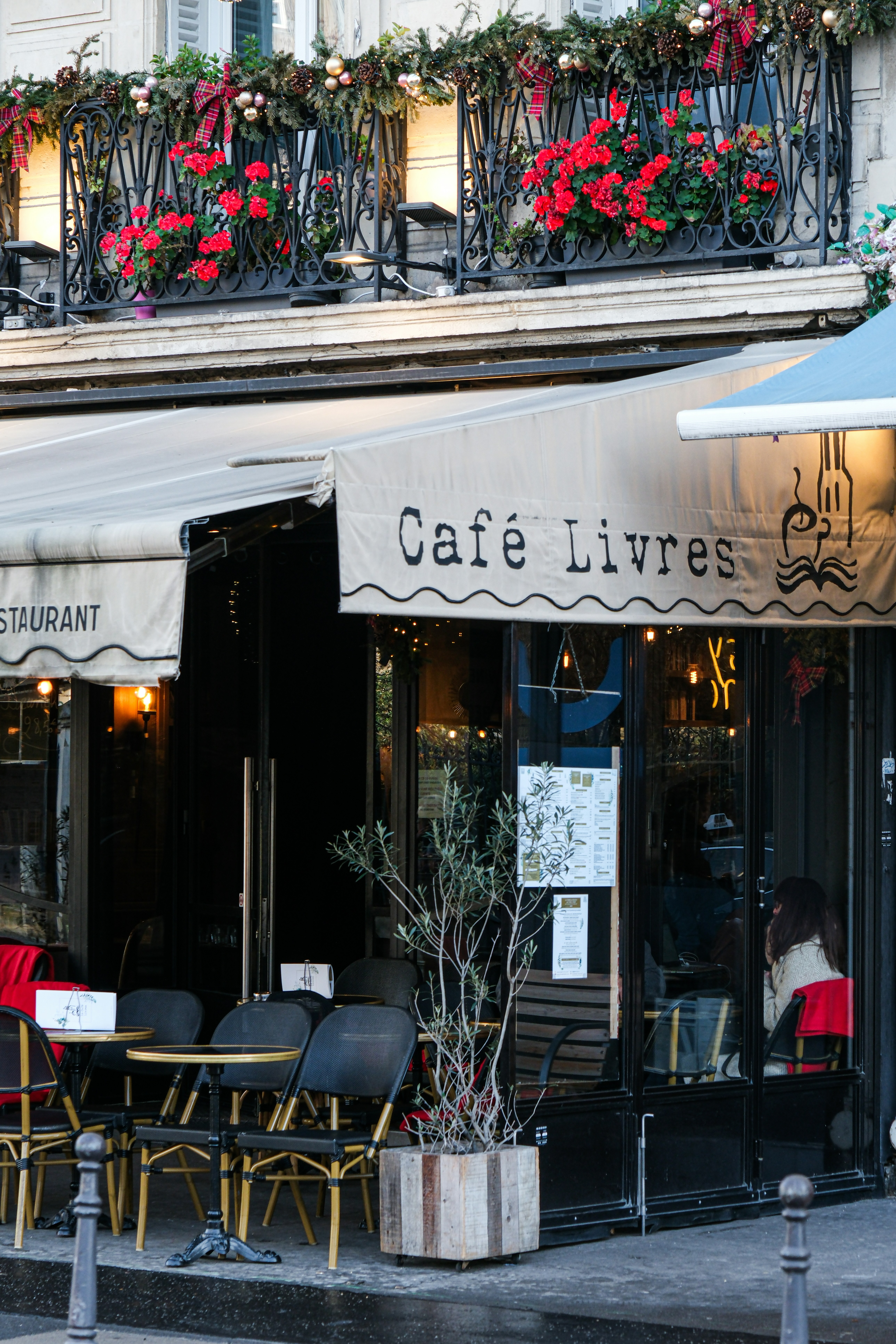 A couple of tables and chairs outside of a restaurant photo – Free ...