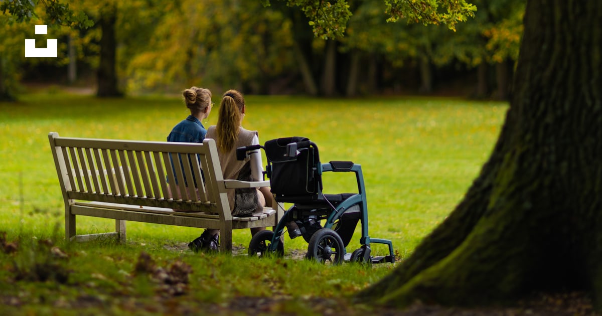 Deux Femmes Assises Sur Un Banc Dans Un Parc Photo Image Gratuite De