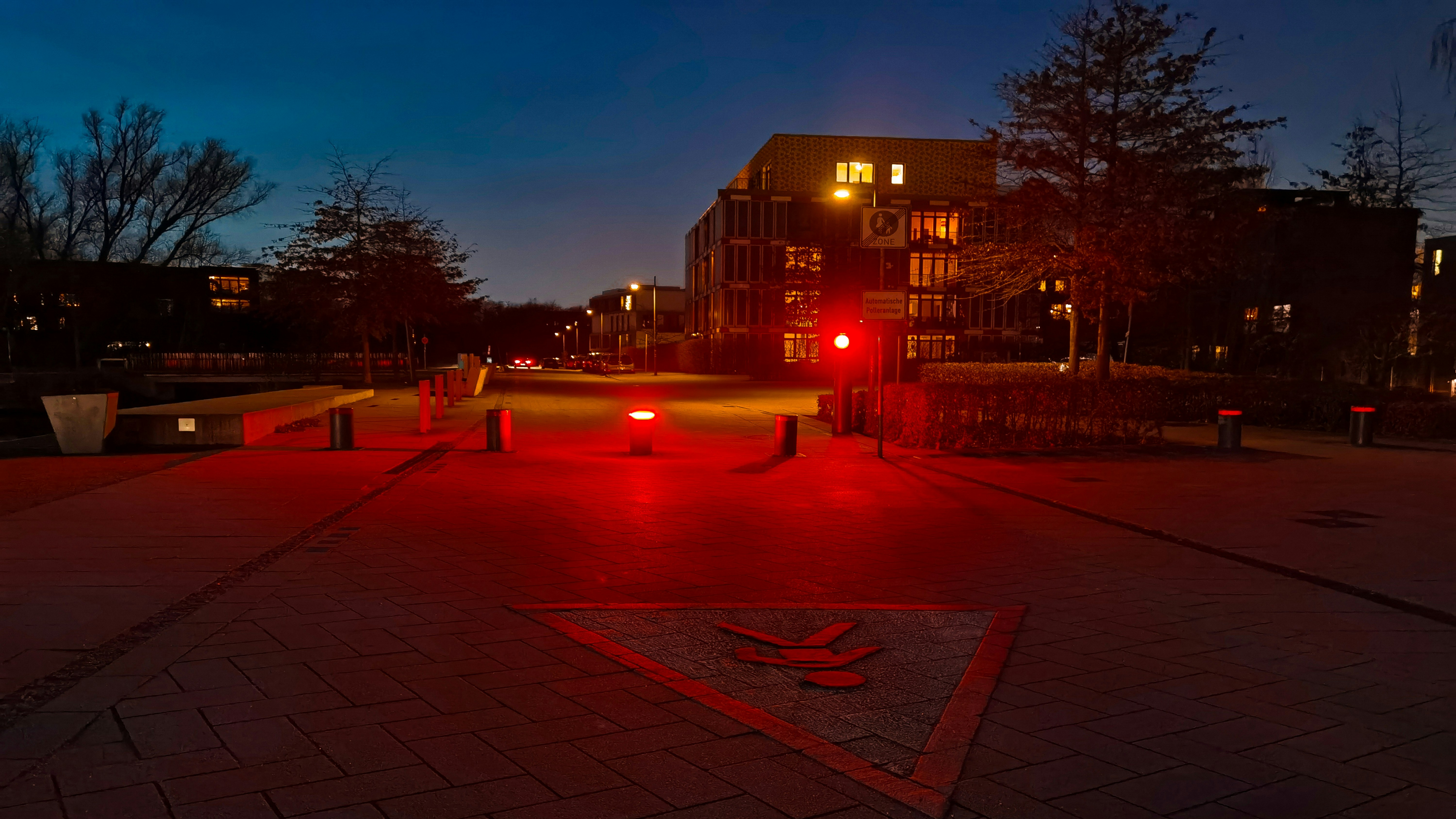 A red traffic light sitting on the side of a road photo – Free City ...