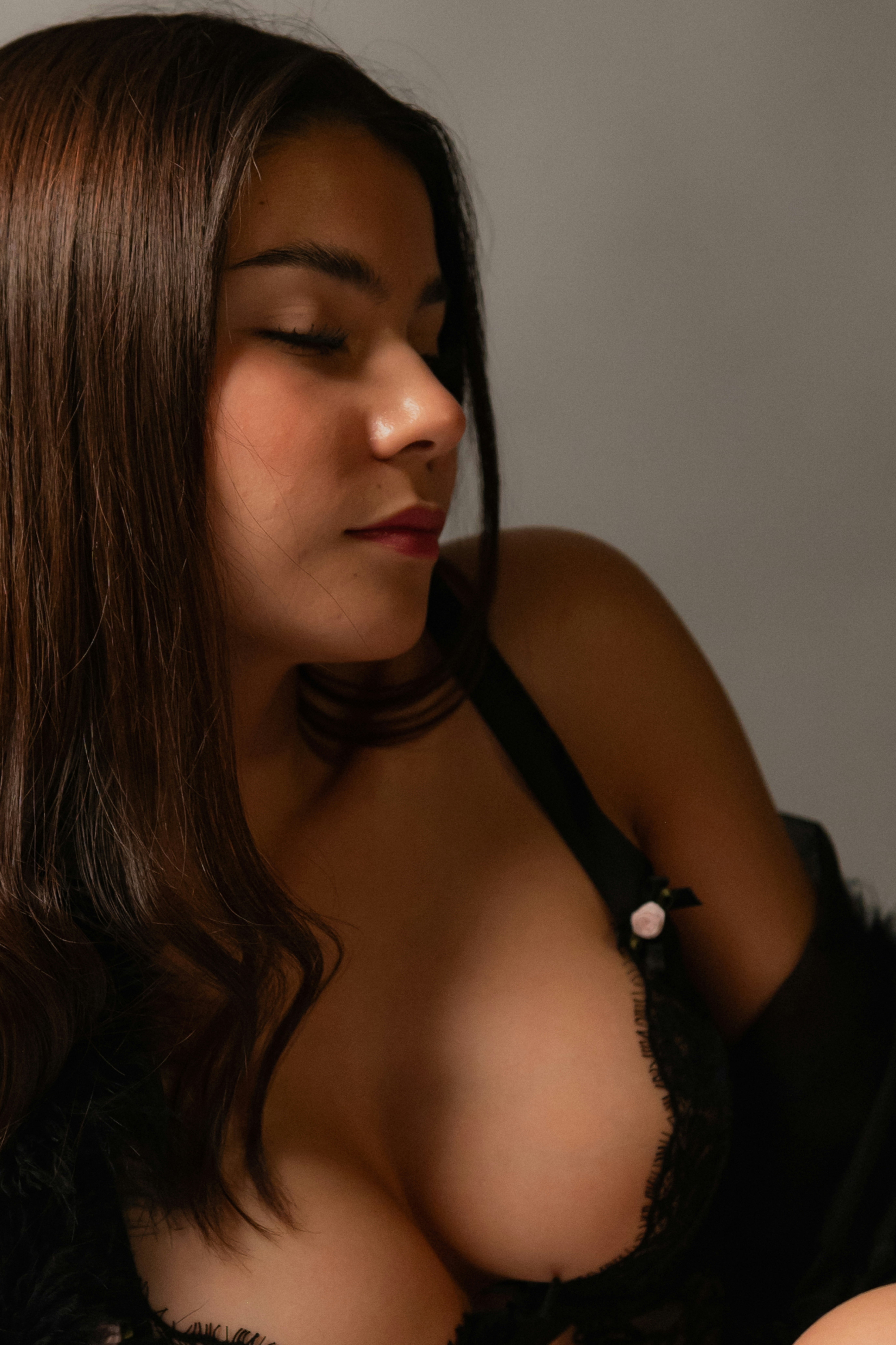 Una mujer vestida con un sujetador negro con los ojos cerrados foto – Imagen de Mujer gratuita ...