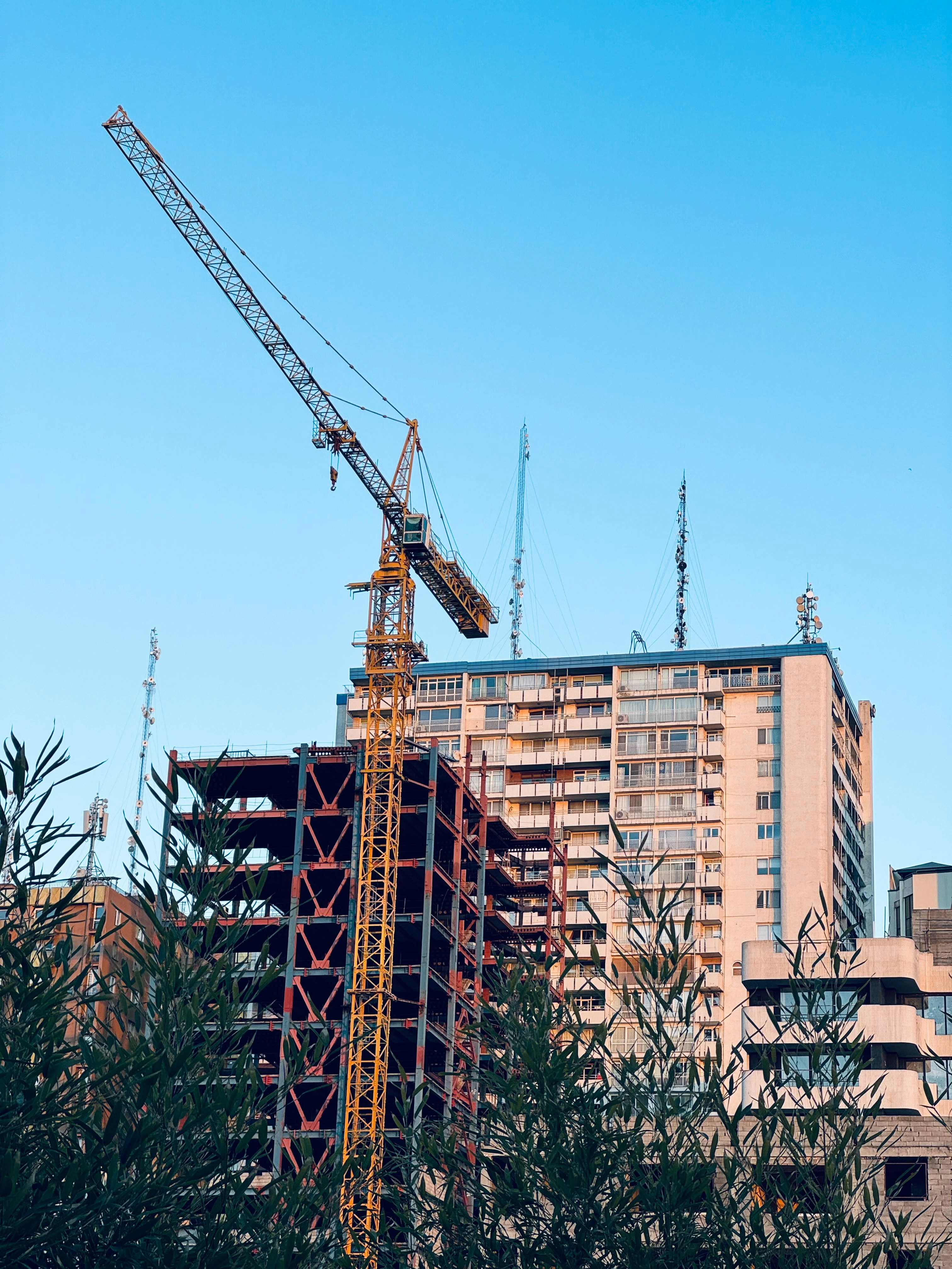 A crane that is on top of a building photo – Free Tehran Image on Unsplash