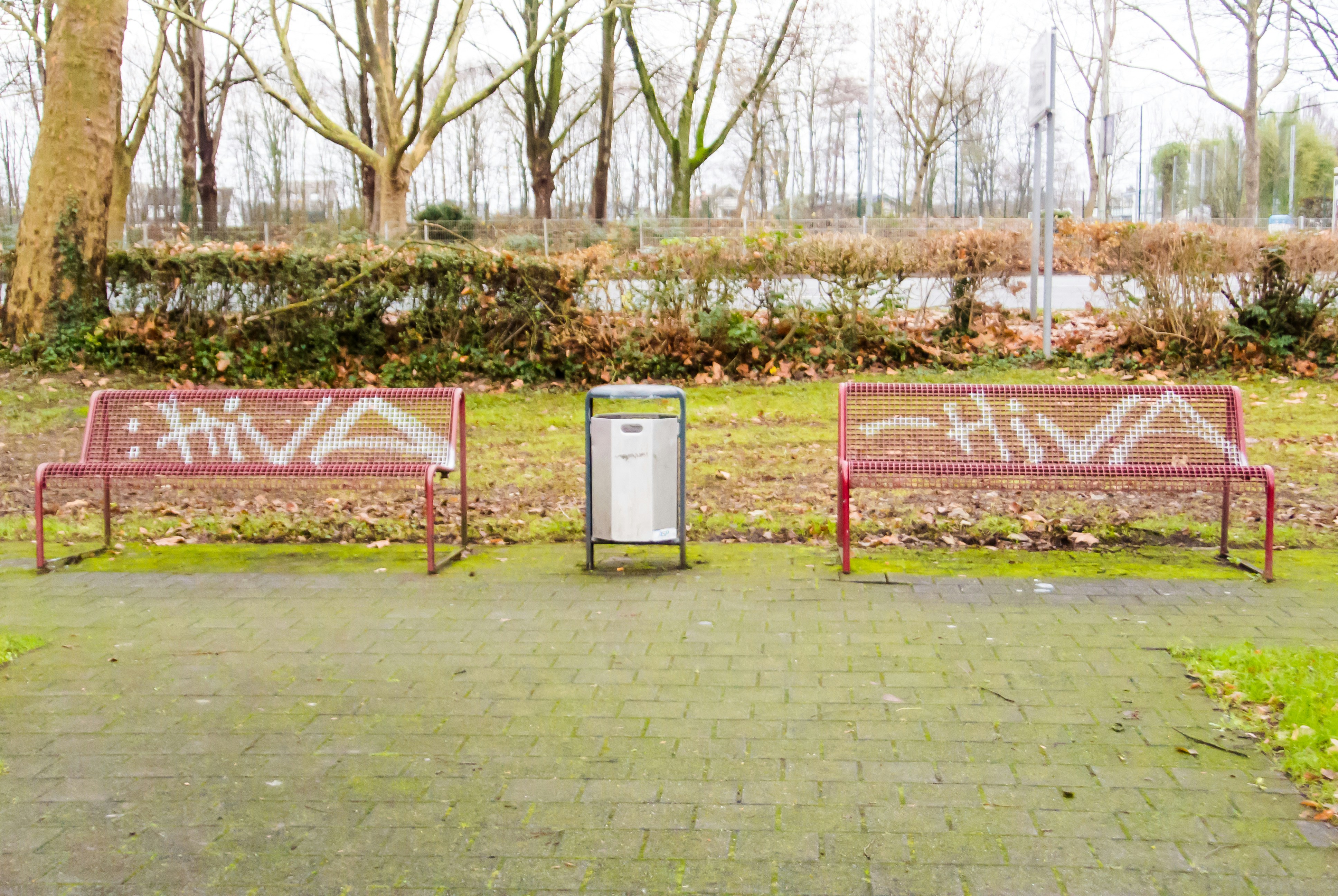 A couple of red benches sitting next to each other photo – Free Park ...