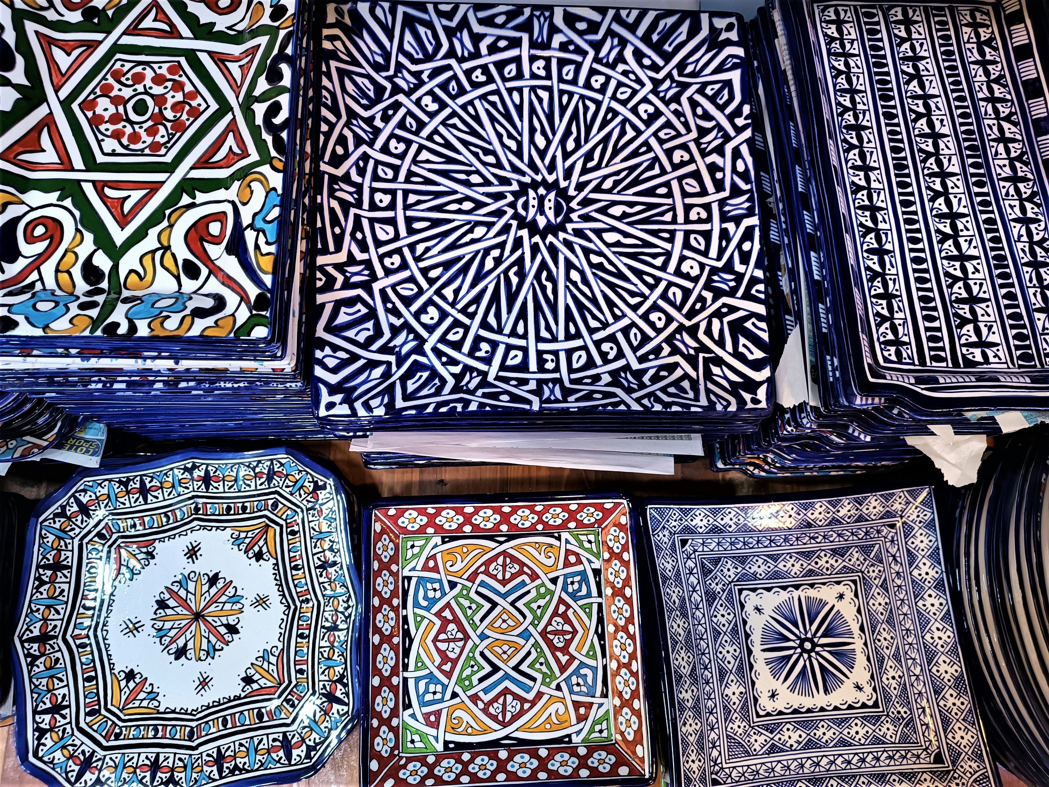 Un tas d’assiettes qui sont sur une table photo – Image gratuite de ...