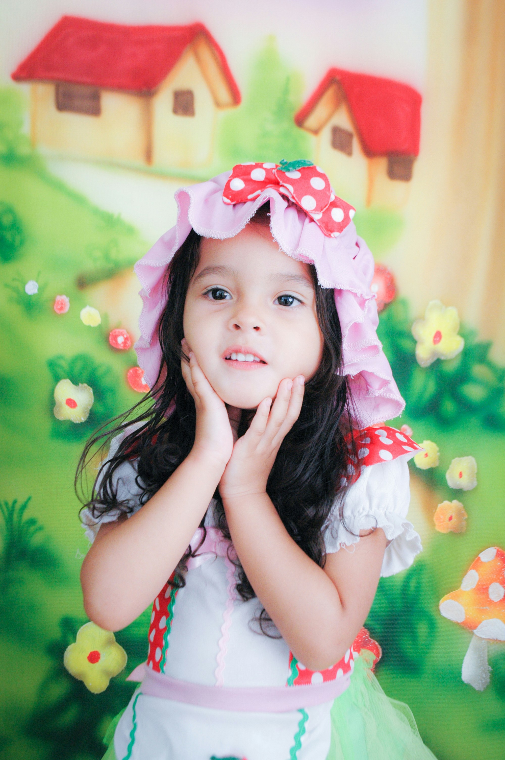 Une petite fille posant pour une photo devant un tableau photo – Image ...