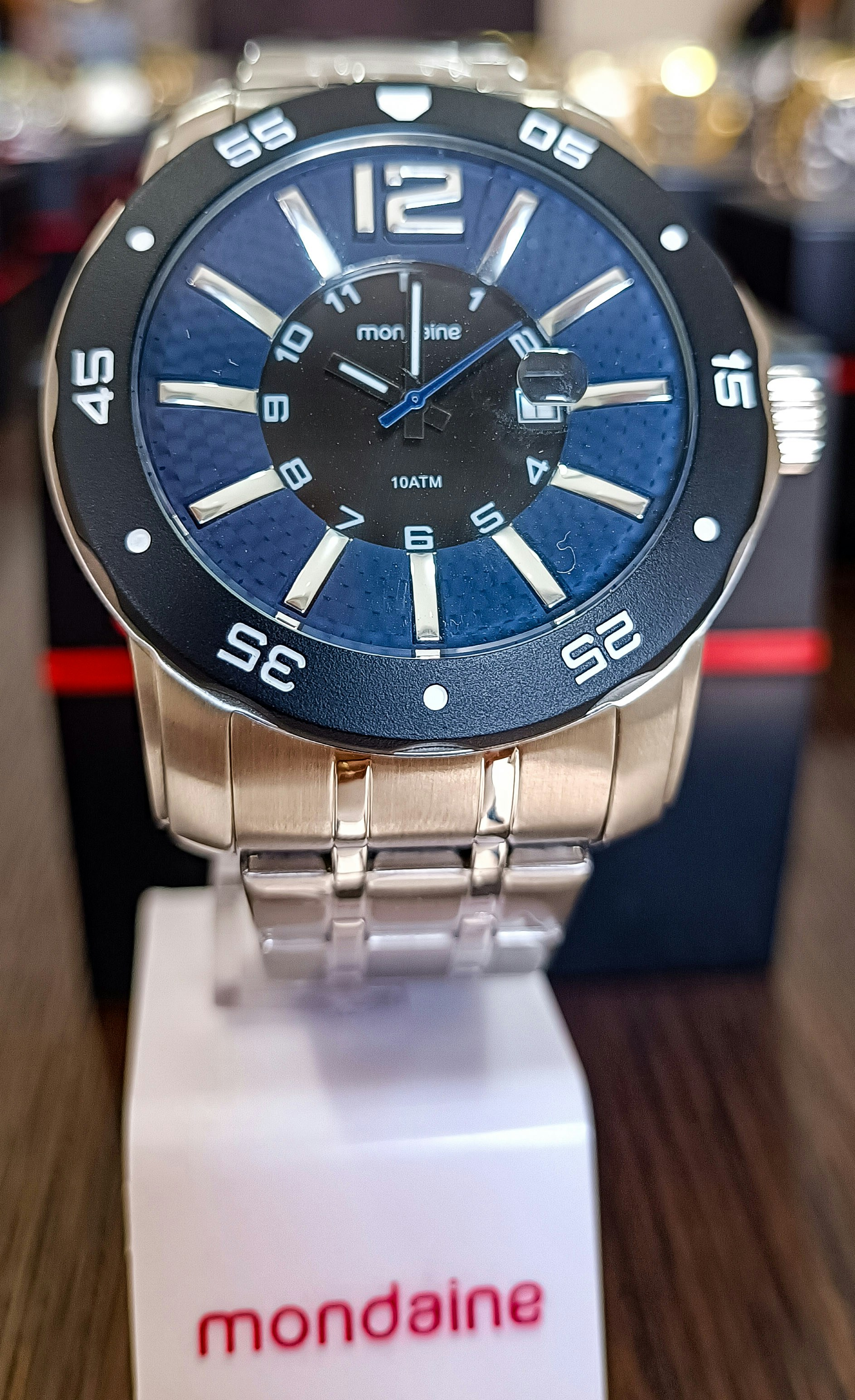 A close up of a watch on a table photo – Free Time Image on Unsplash