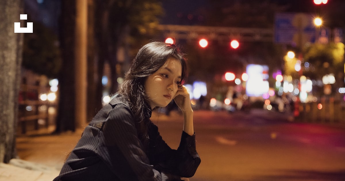 도로변에 앉아 휴대전화로 통화하는 여성 사진 Unsplash의 무료 사람의 이미지