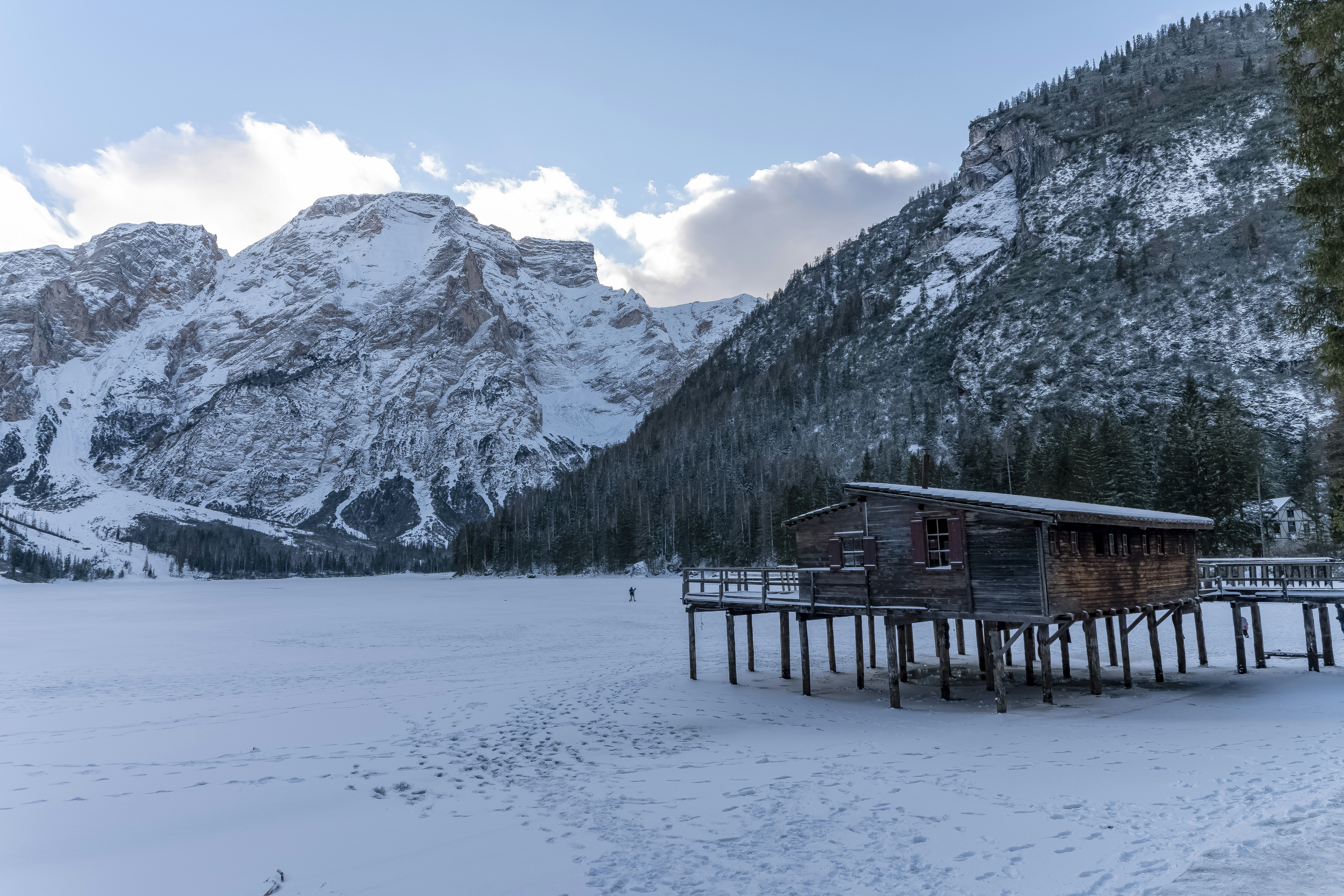 Una cabaña en medio de un campo nevado foto – Imagen de Pragser Wildsee ...