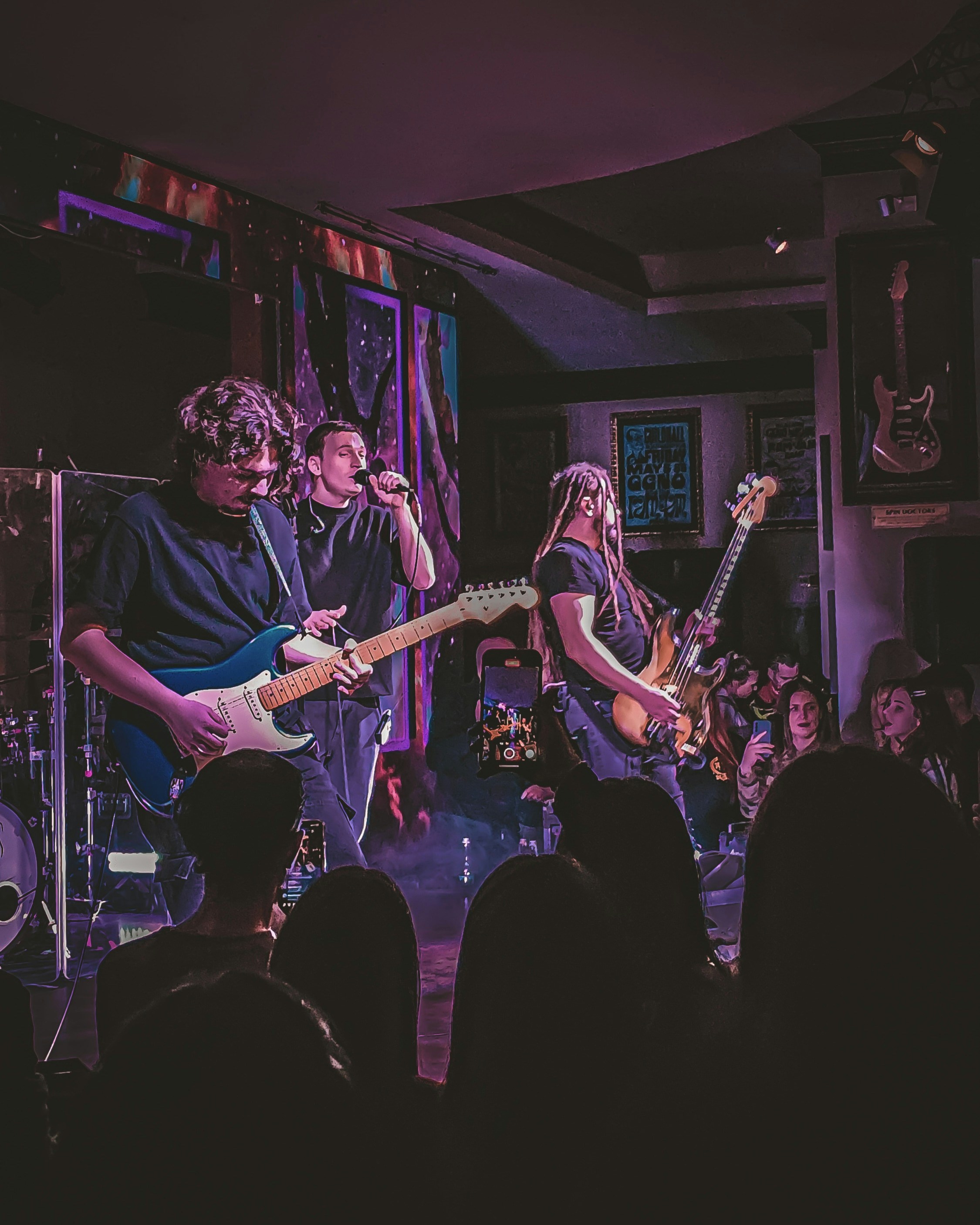 Un grupo de personas que están tocando guitarras foto – Imagen de Mujer ...