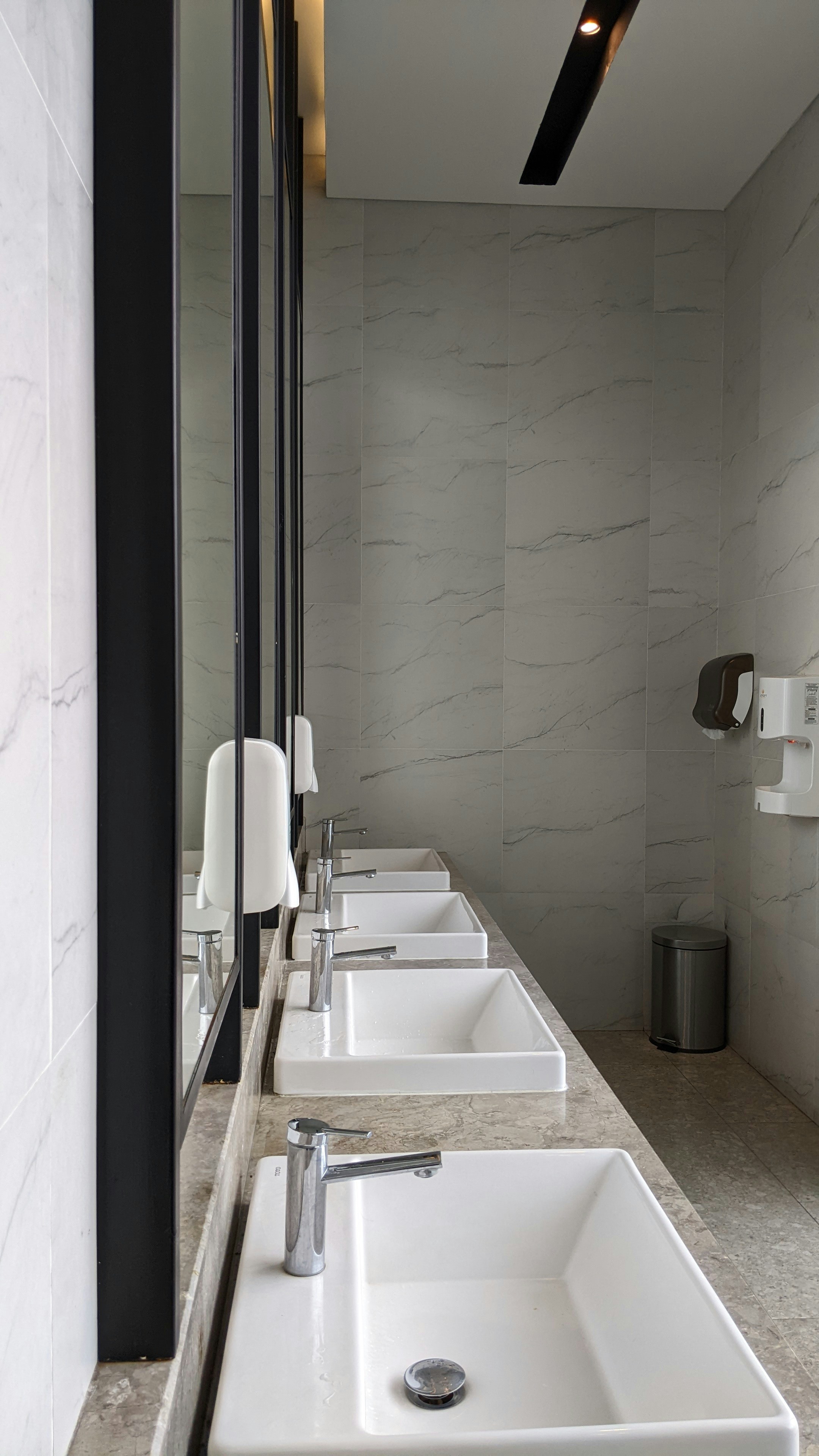 A row of sinks in a public restroom photo – Free Olo Image on Unsplash