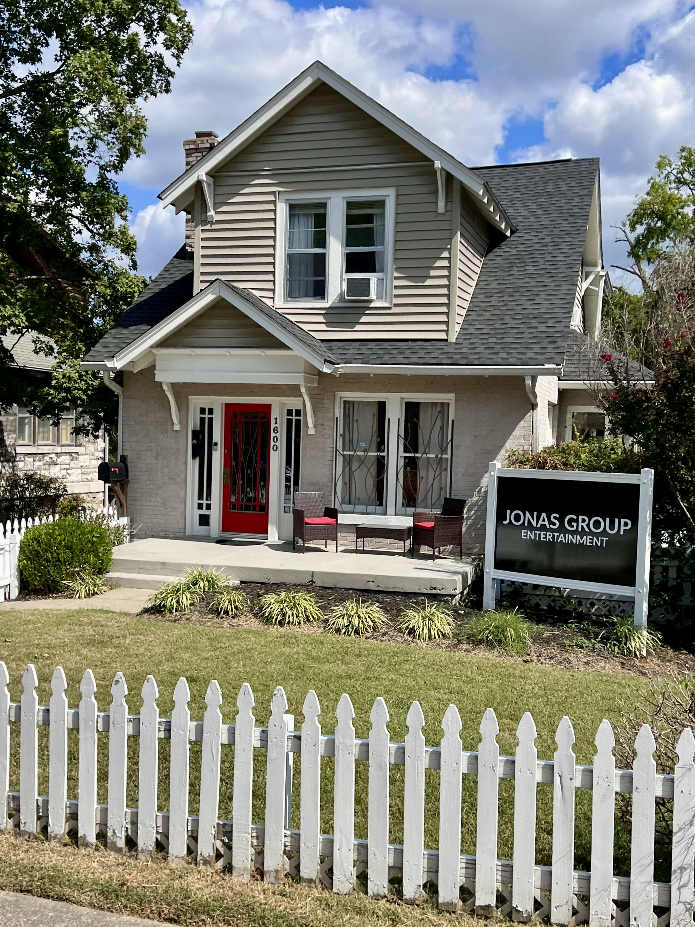 Red Front Door Beacon: A Cozy Office Facade in Sunlit Suburb