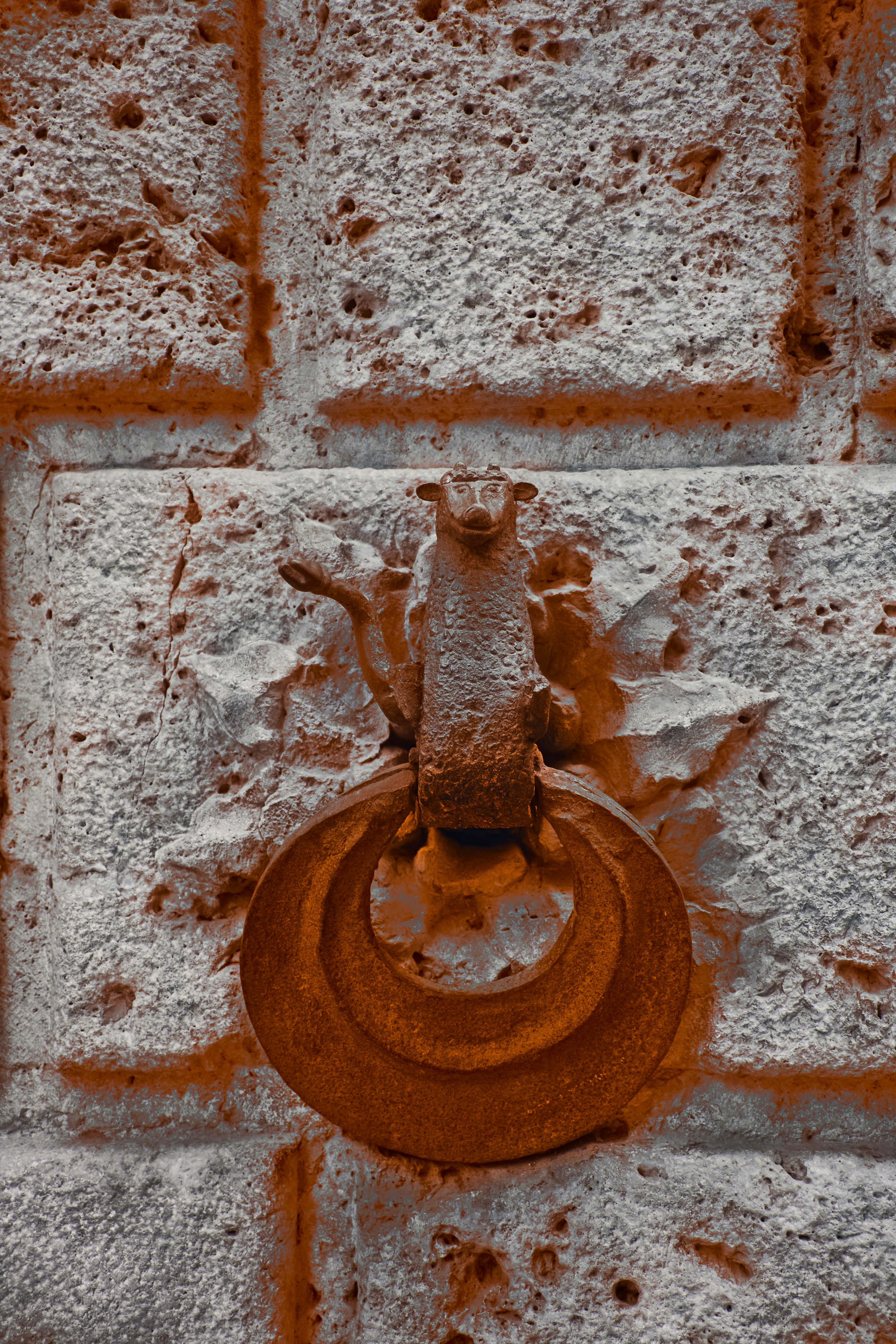 A rusted metal object on a brick wall photo – Free Rust Image on Unsplash
