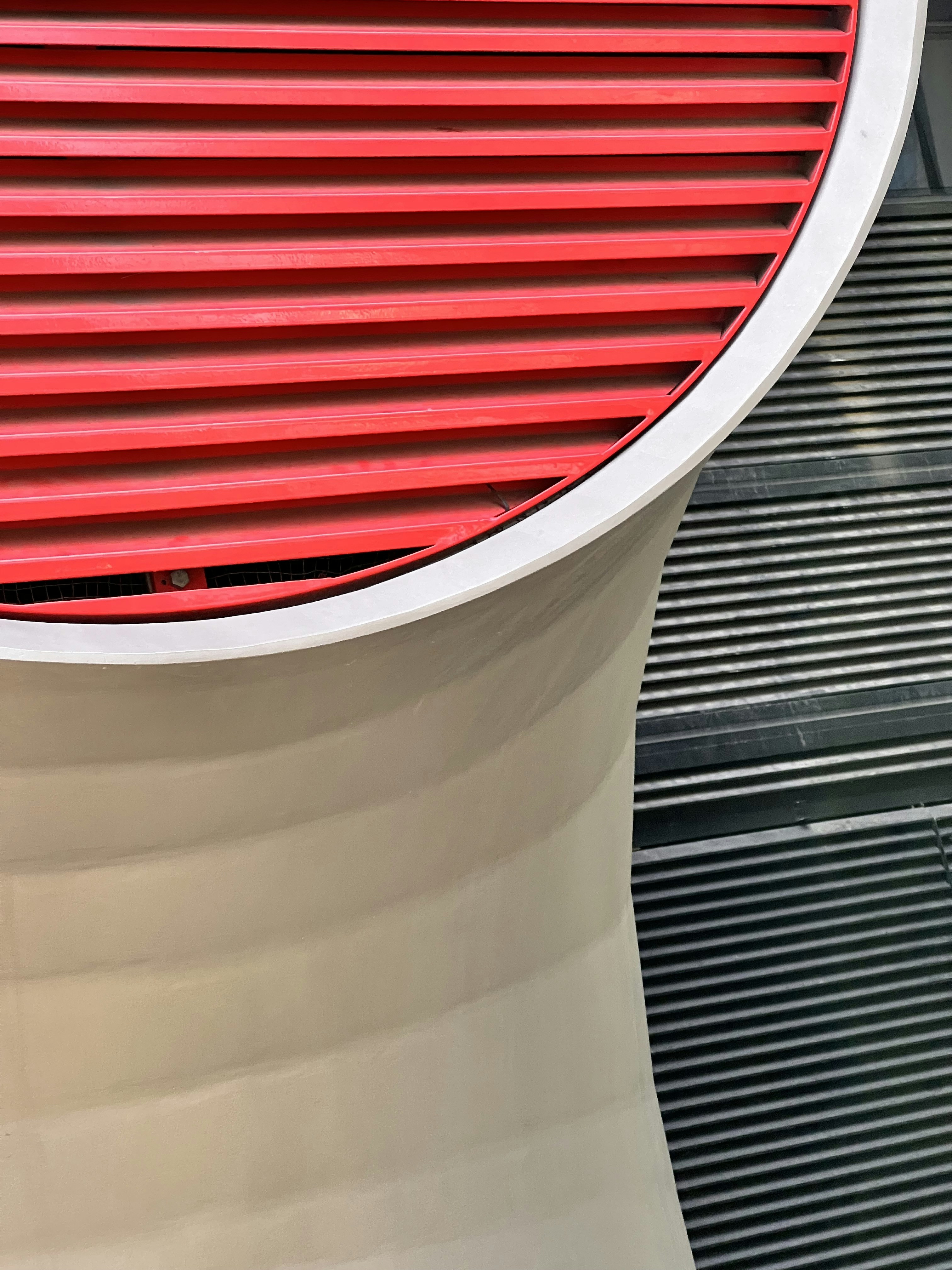 Un gros plan d’un objet rouge et blanc photo – Photo La fenêtre ...