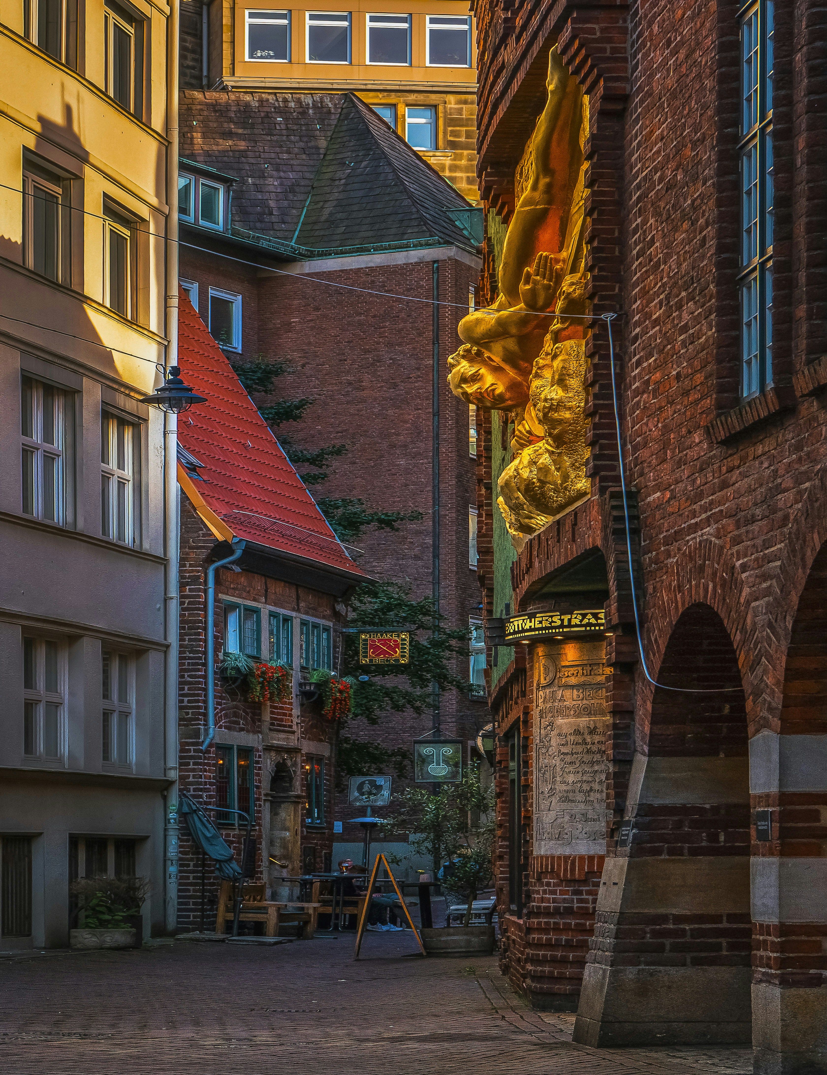 Foto Un callejón con una estatua en el lateral del edificio – Imagen Bremen gratis en Unsplash