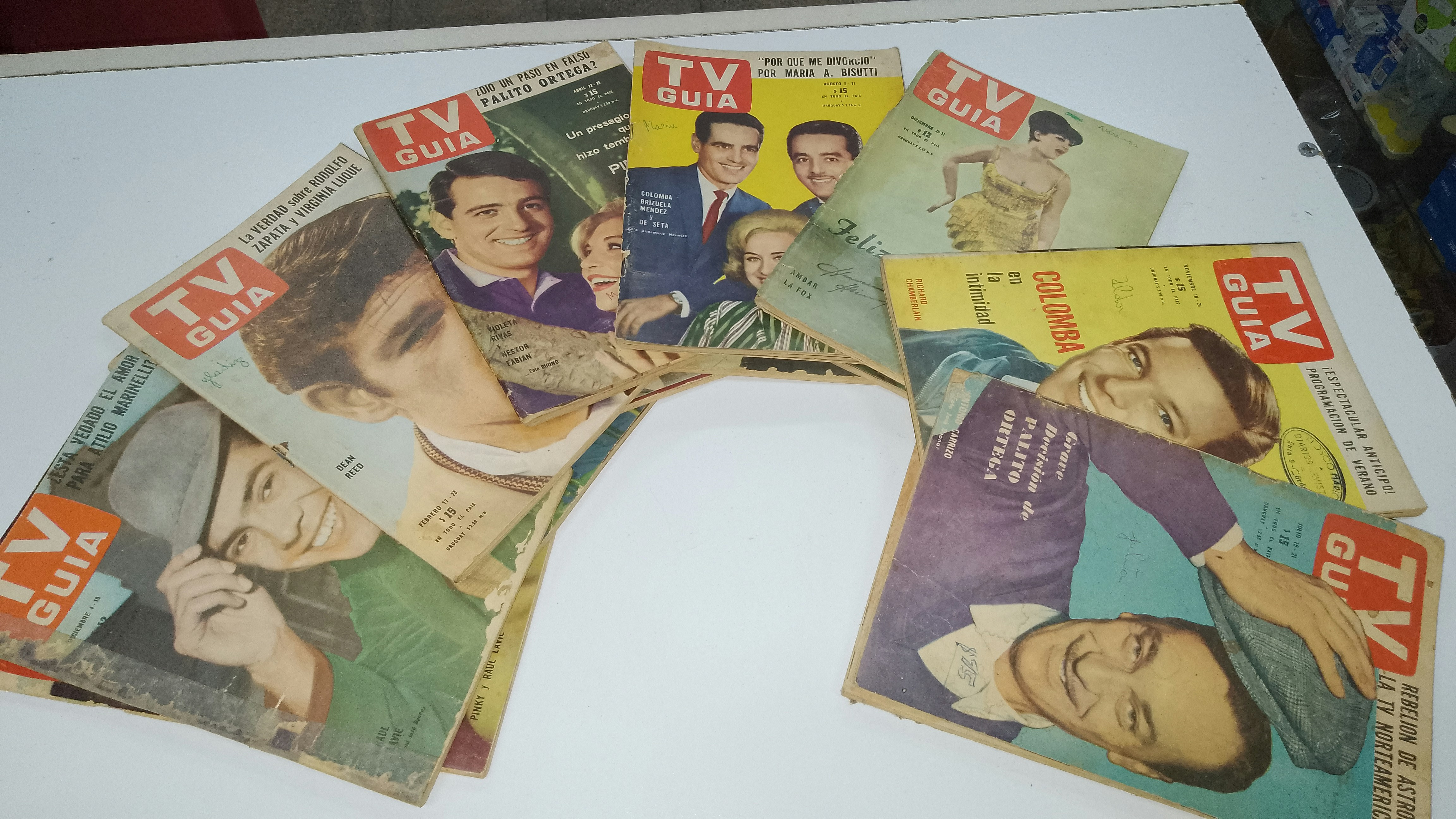 A bunch of magazines sitting on top of a table photo – Free Argentina ...