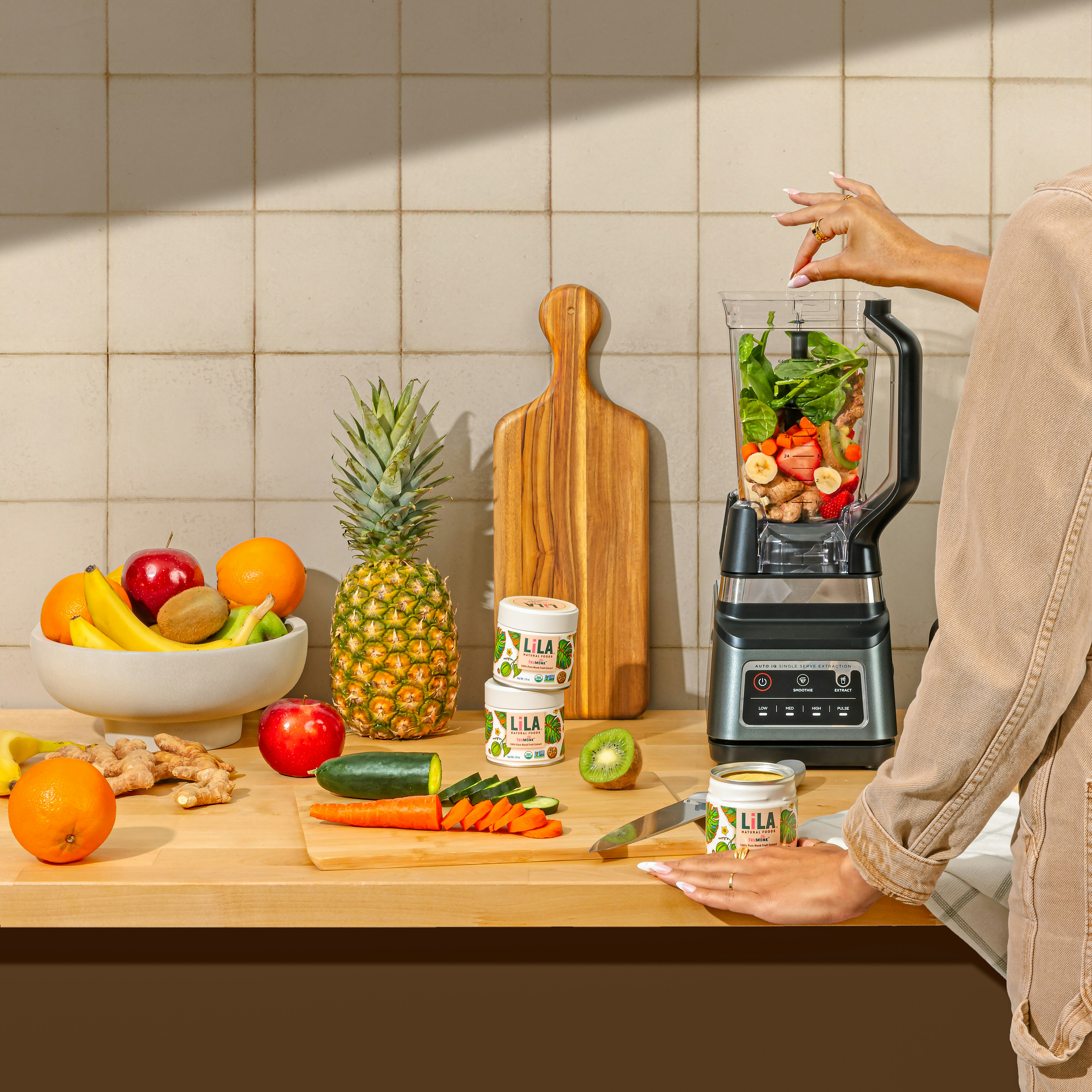 Une femme debout devant un comptoir rempli de fruits et légumes photo ...