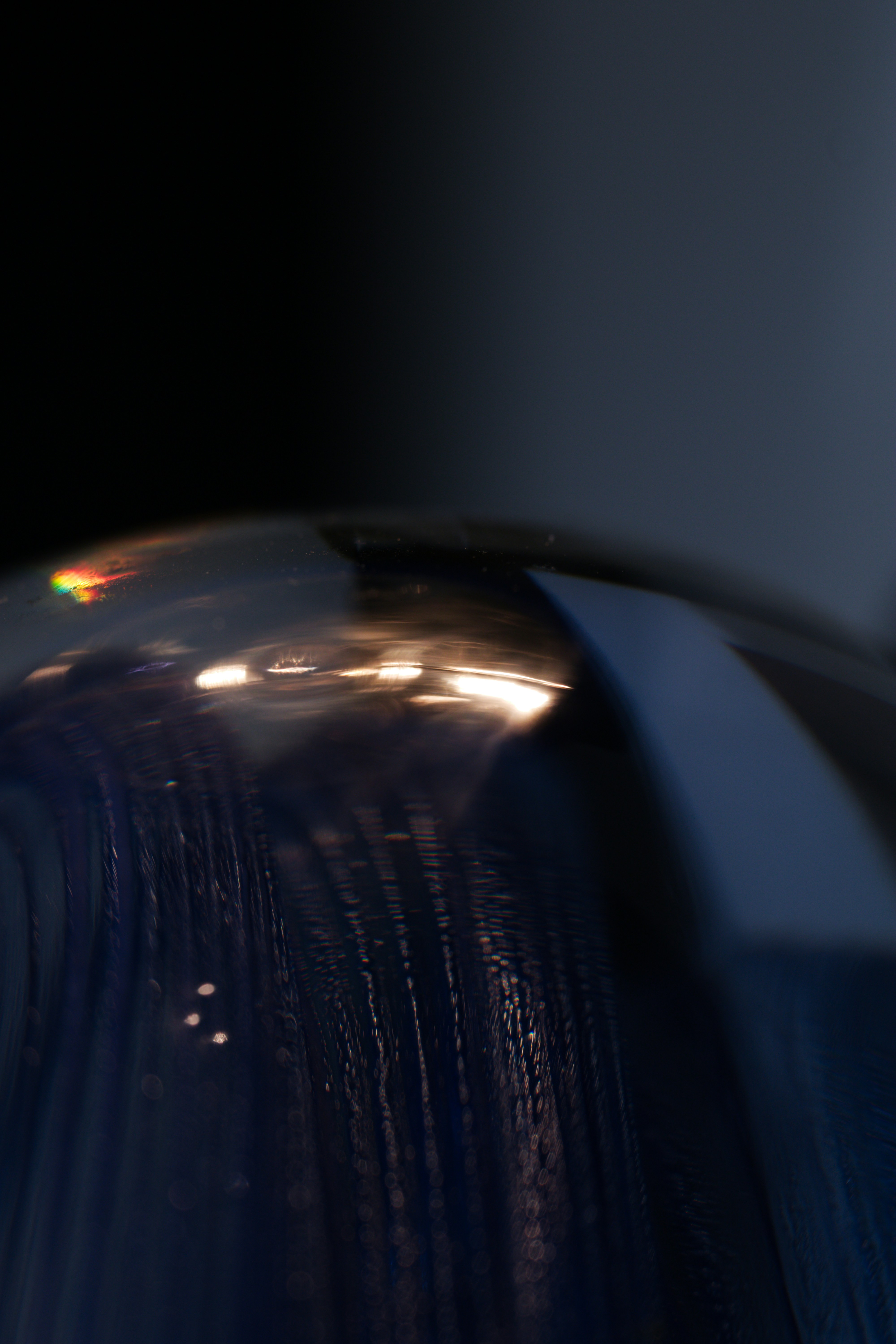 A close up of a shiny metal object photo – Free Verre Image on Unsplash