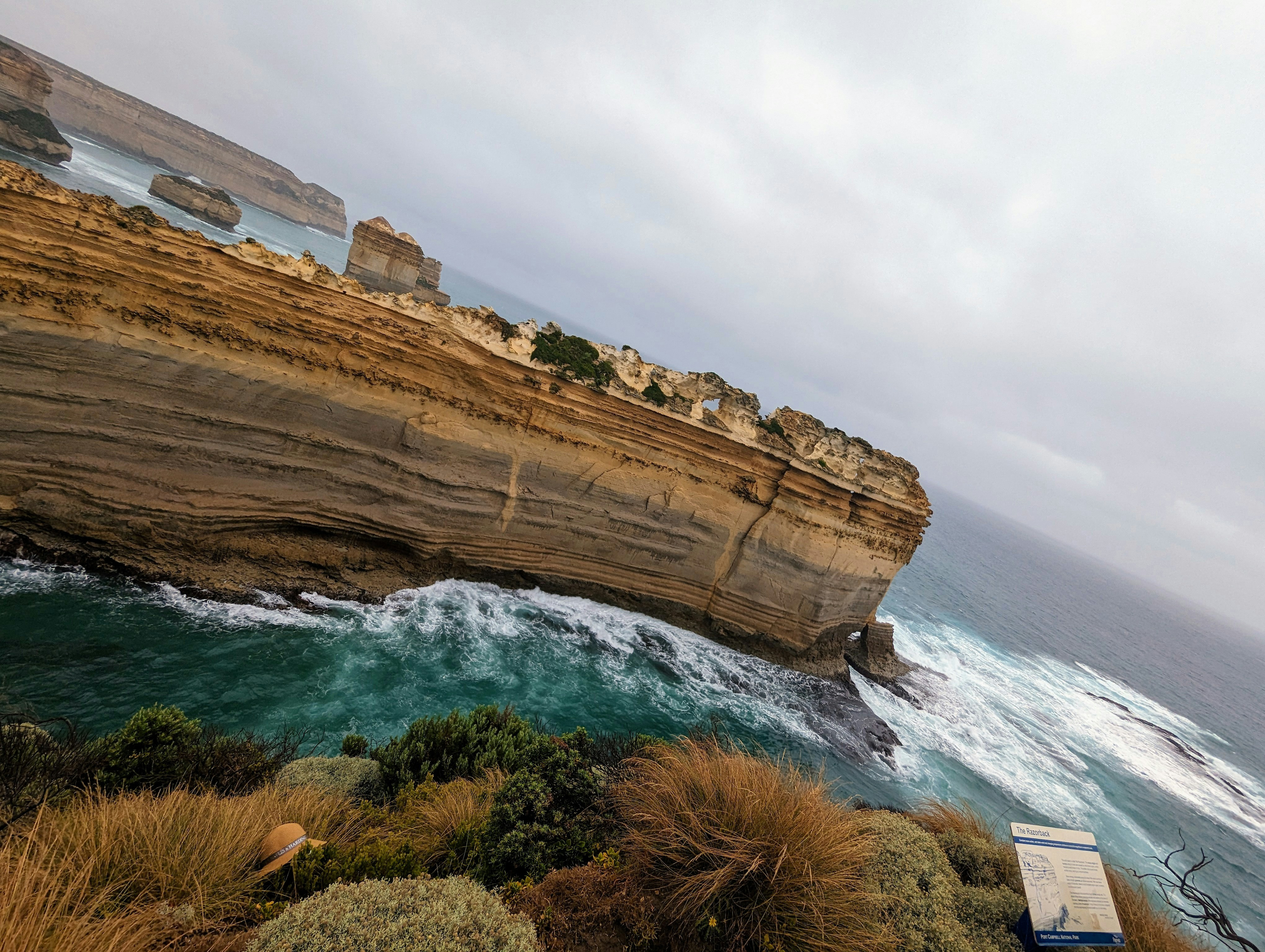 A bench sitting on the edge of a cliff near the ocean photo – Free ...