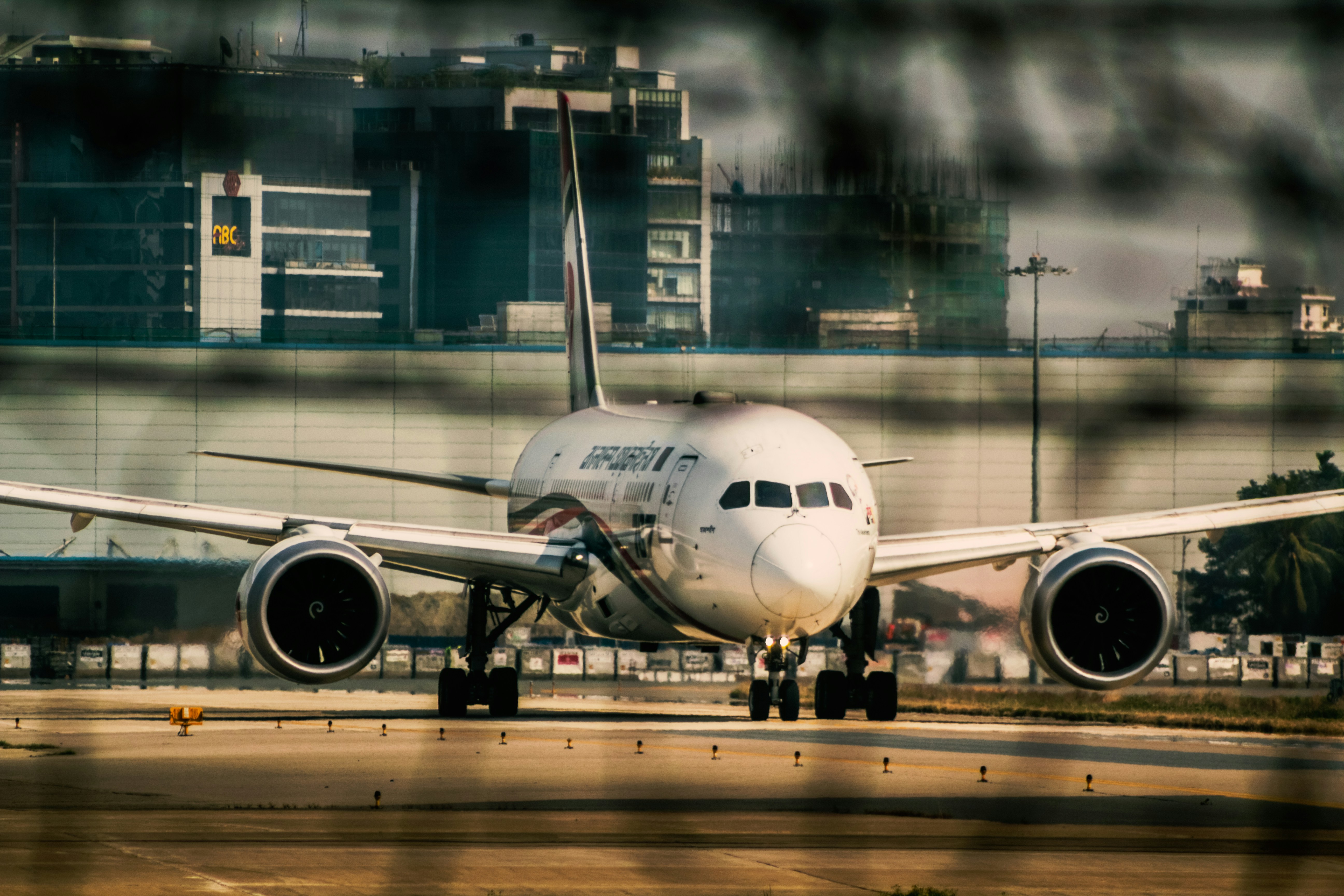 Un grand avion de ligne posé sur le tarmac d’un aéroport photo – Photo ...