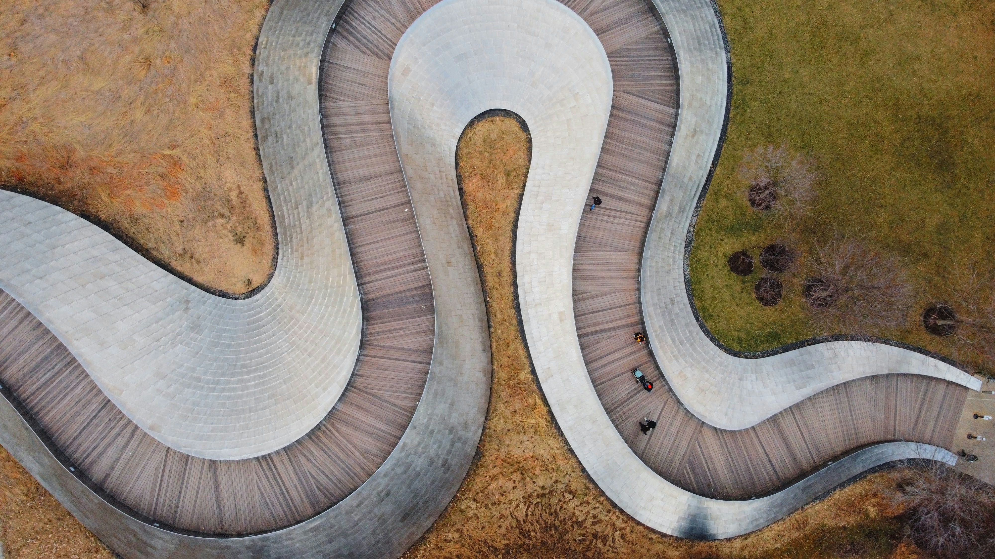 An aerial view of a curved walkway in a park photo – Free Bp pedestrian ...