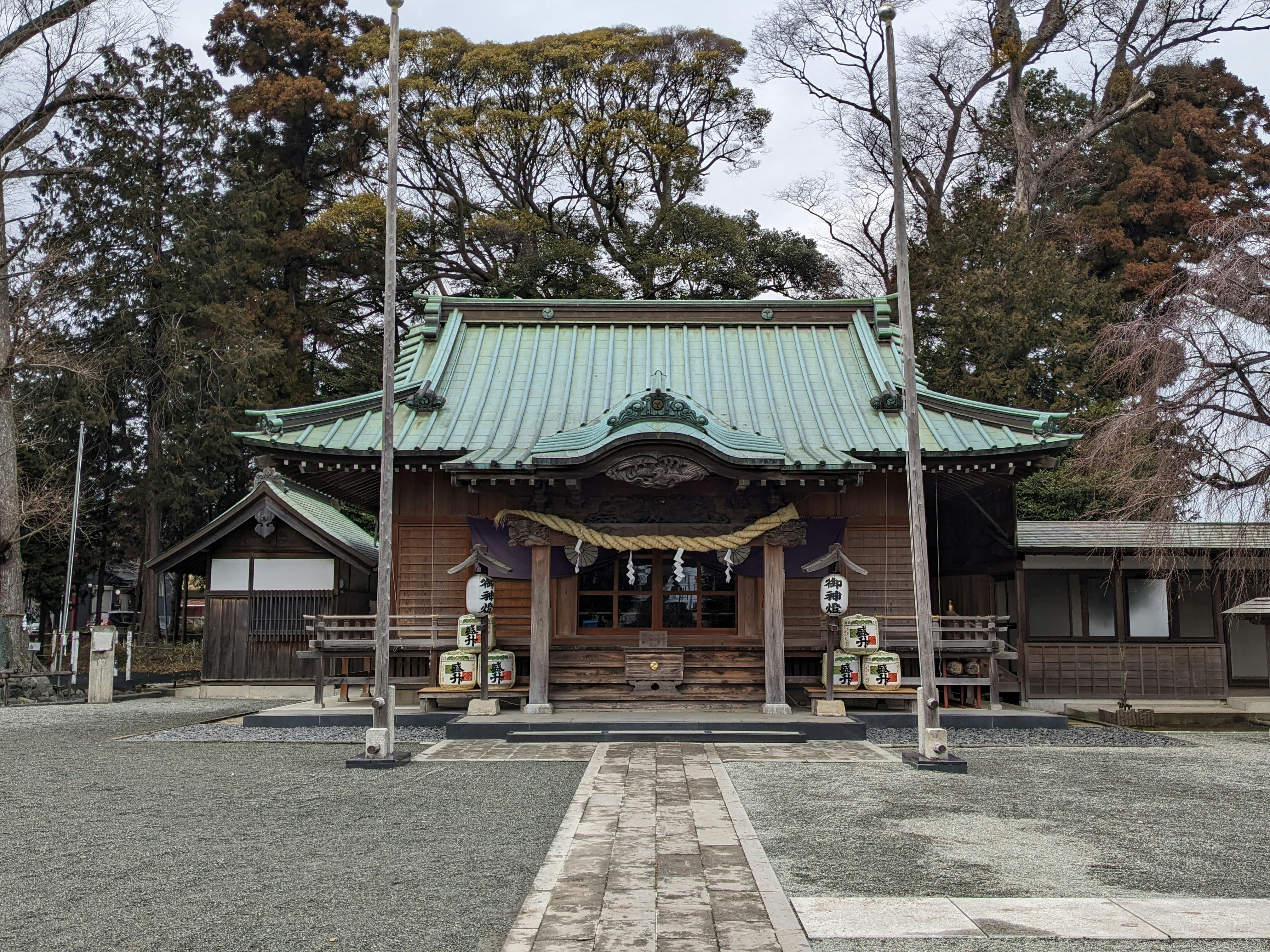 屋上緑化の小さな木造建築の写真 – Unsplashの建物の無料画像