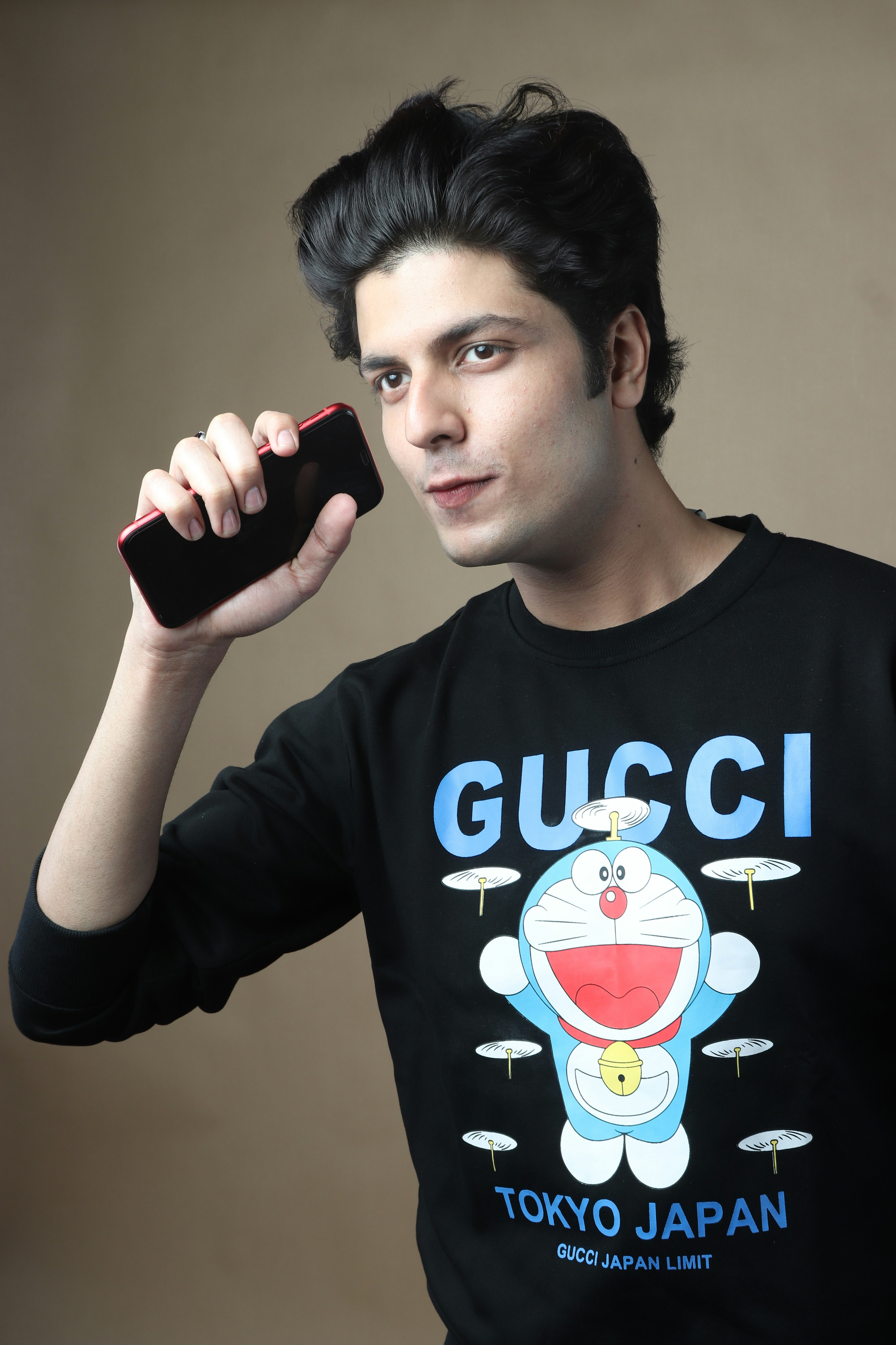 Gucci Glow: A Portrait of a Quiet Phone Call