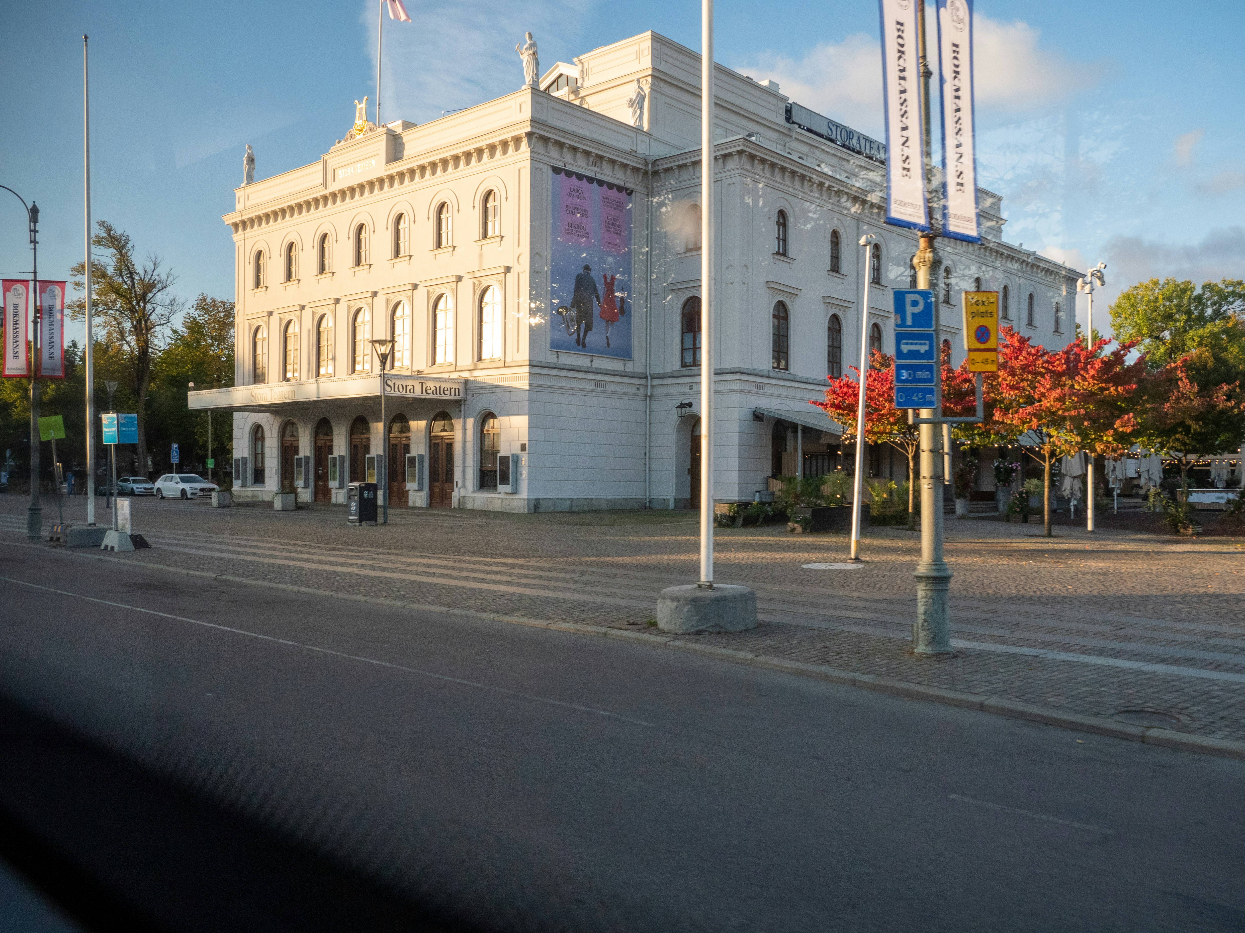 A large white building sitting on the side of a road photo – Free ...