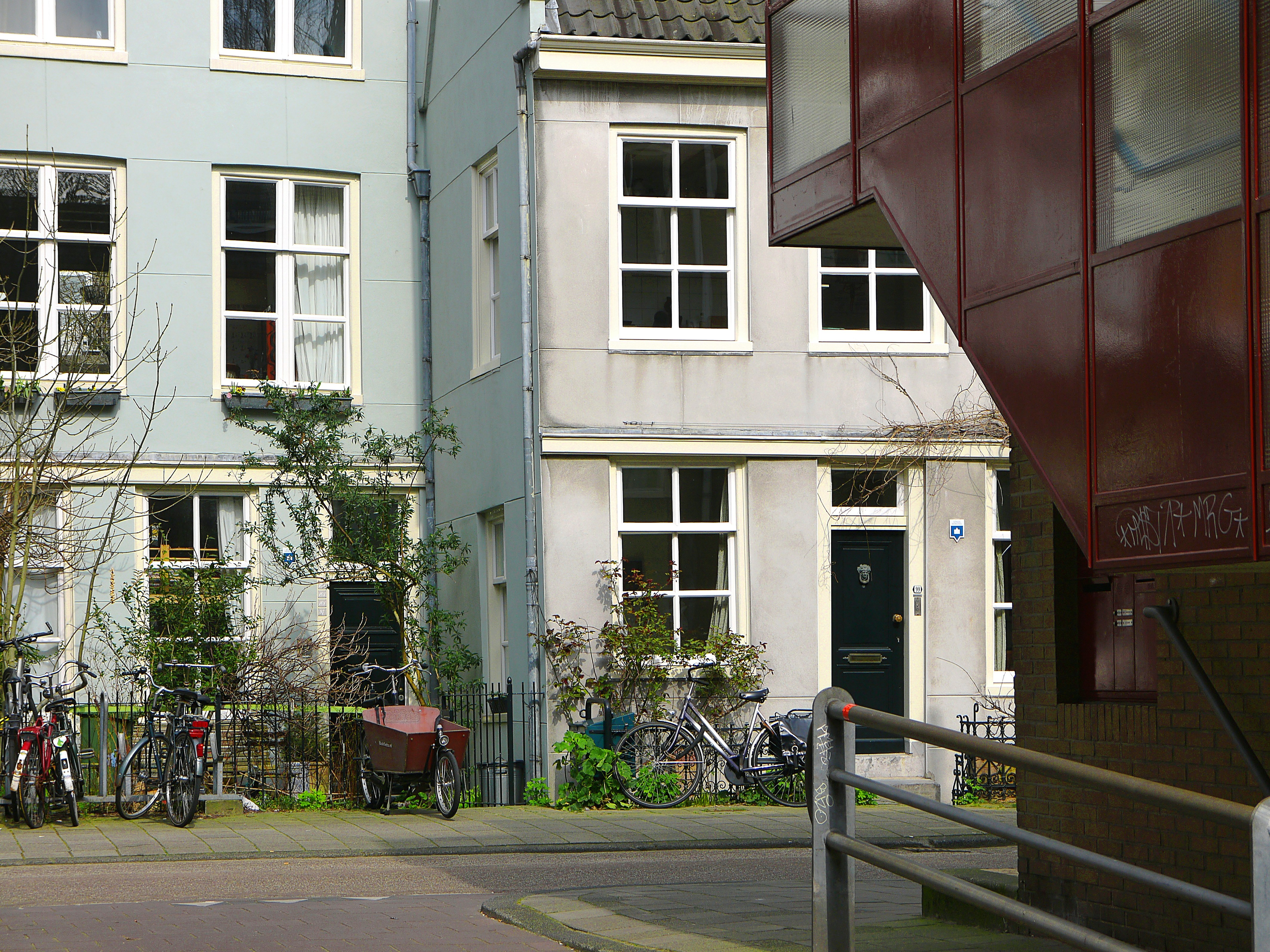 Close up free photo of old house facade in the street Hoogte Kadijk in district Kadijken, Amsterdam city. I like the bright atmosphere and the strong contrasts between light and dark. And the details of the bikes in front of the houses . Street photography of old houses in Amsterdam city by Fons Heijnsbroek; free download urban photo, The Netherlands. This free image of streets is in high resolution for poster, or wallpaper. / Gratis foto van oude huizengevels aan de Hoogte Kadijk in Amsterdam. Gratis download foto - straatfotografie van Kadijken in Nederland, fotograaf Fons Heijnsbroek.