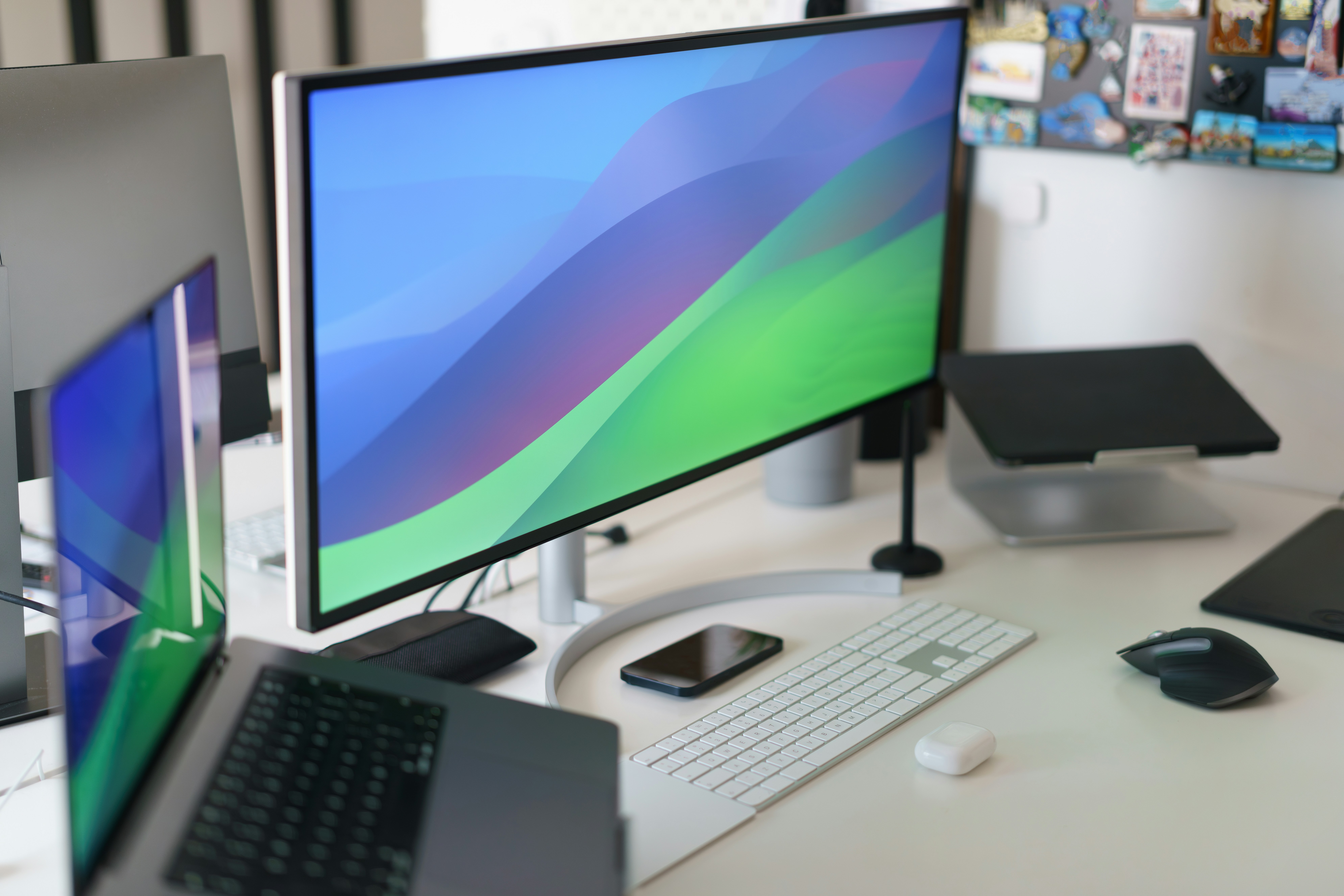 A desk with a computer monitor, keyboard and mouse photo – Free Office ...