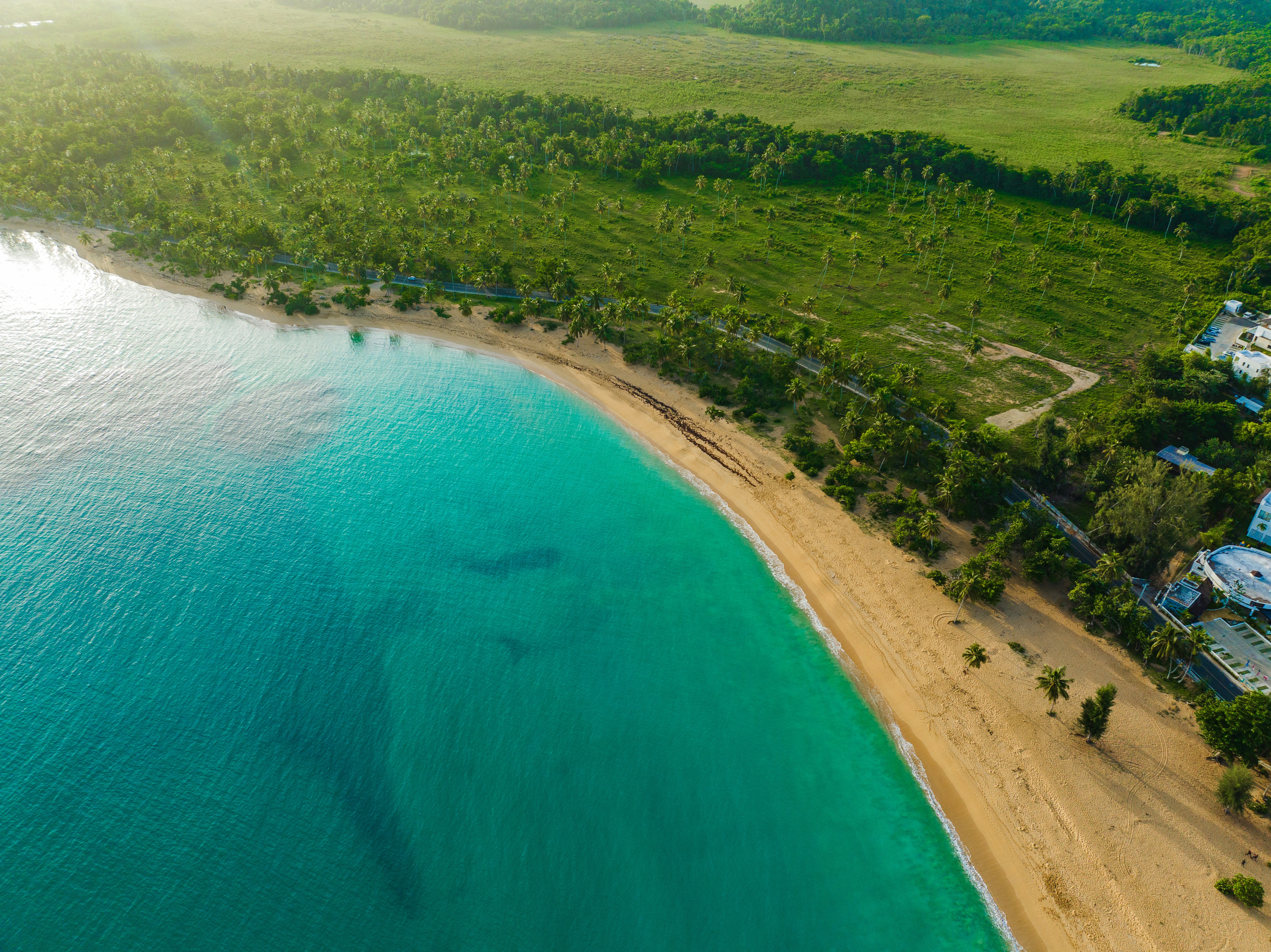Une vue aérienne d’une plage et d’un centre de villégiature photo ...