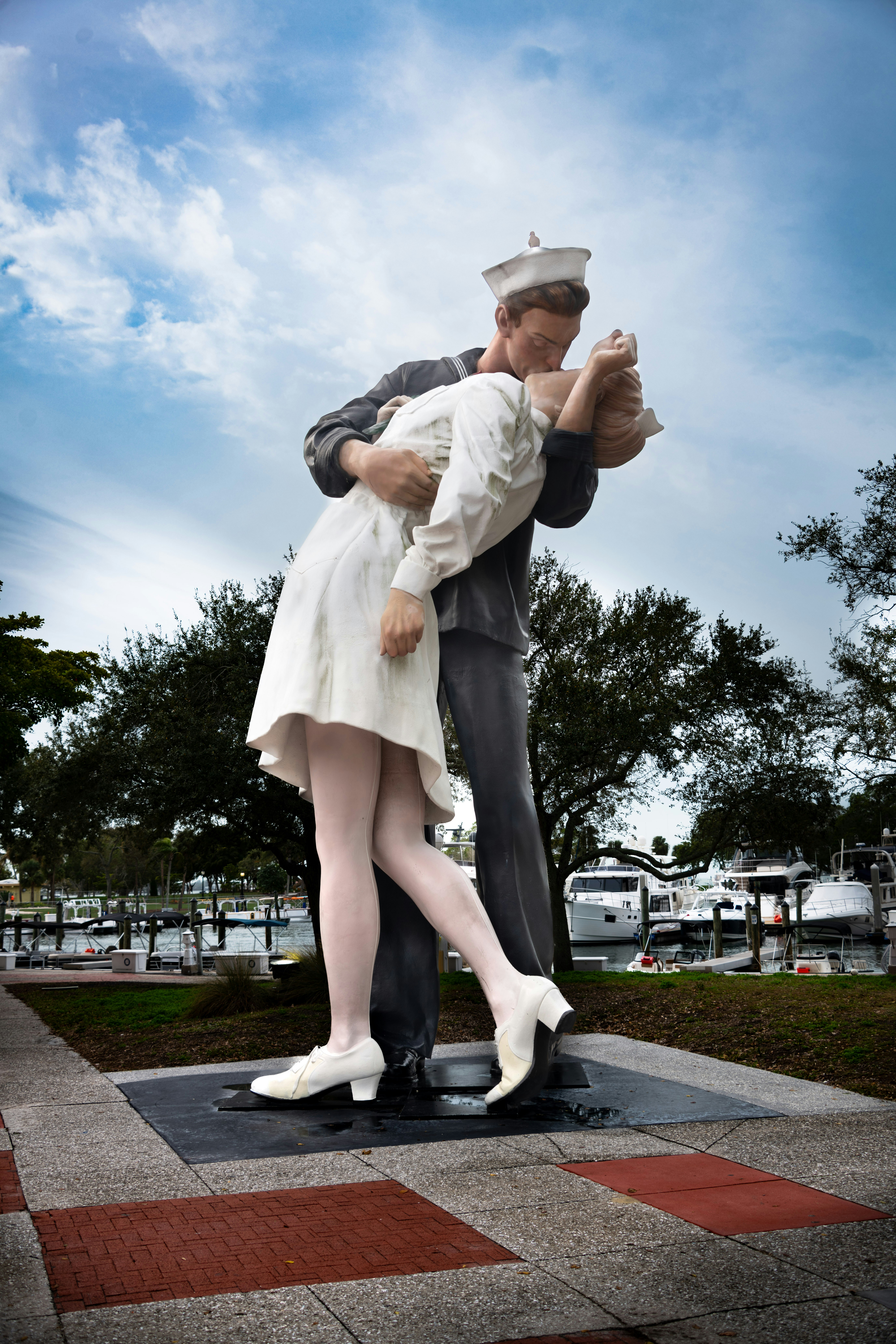 Unconditional Surrender. Seward Johnson's statue of the iconic Life Magazine photo from VJ Day in New York City's Times Square. The sailor spontaneously grabbed a nurse and kissed her out of joy. The photographer happened to be right there, as were several other amateur photographers. | a statue of a sailor kissing a woman
