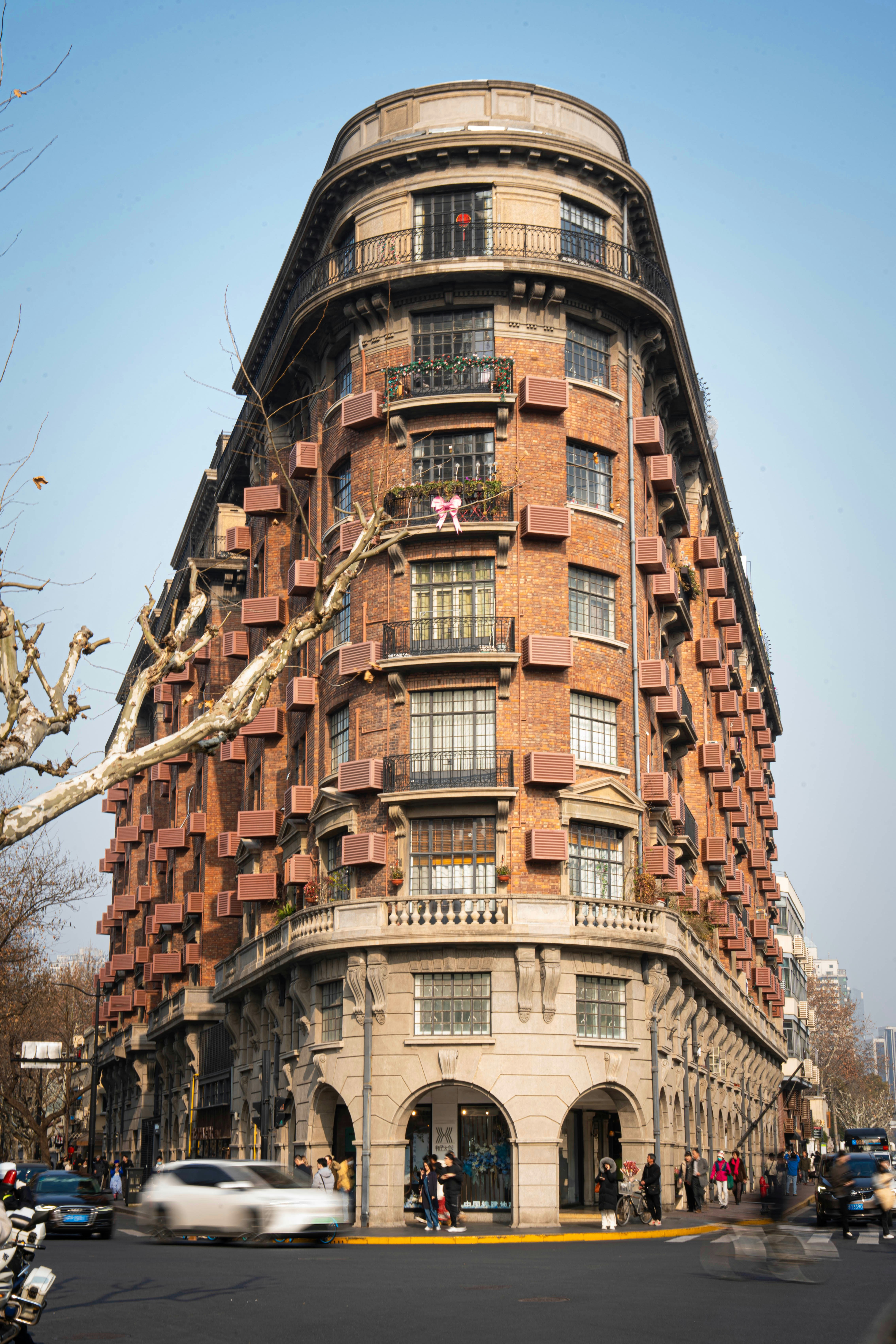 A very tall building with lots of windows and balconies photo – Free ...
