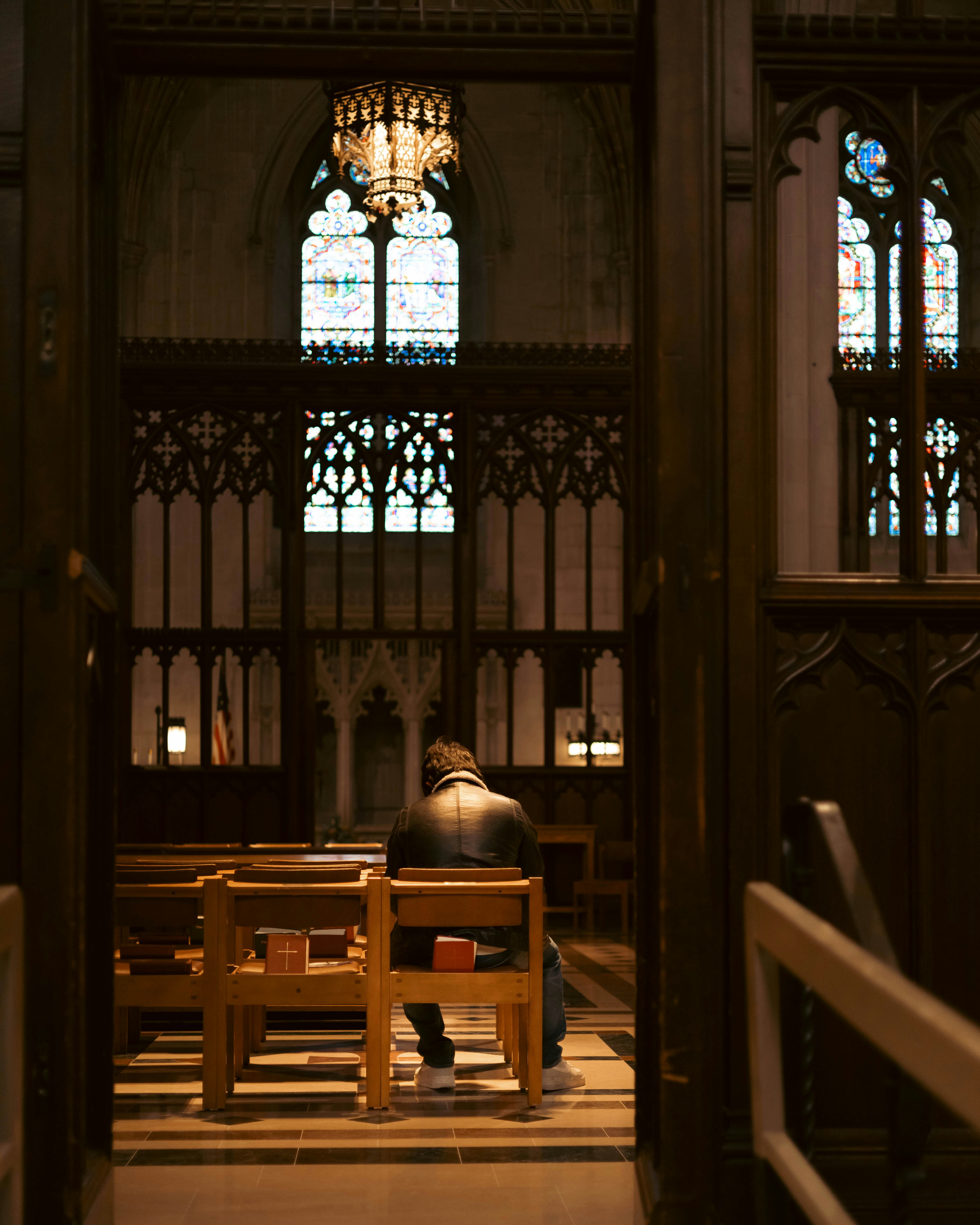 Praying In Church Pictures | Download Free Images on Unsplash