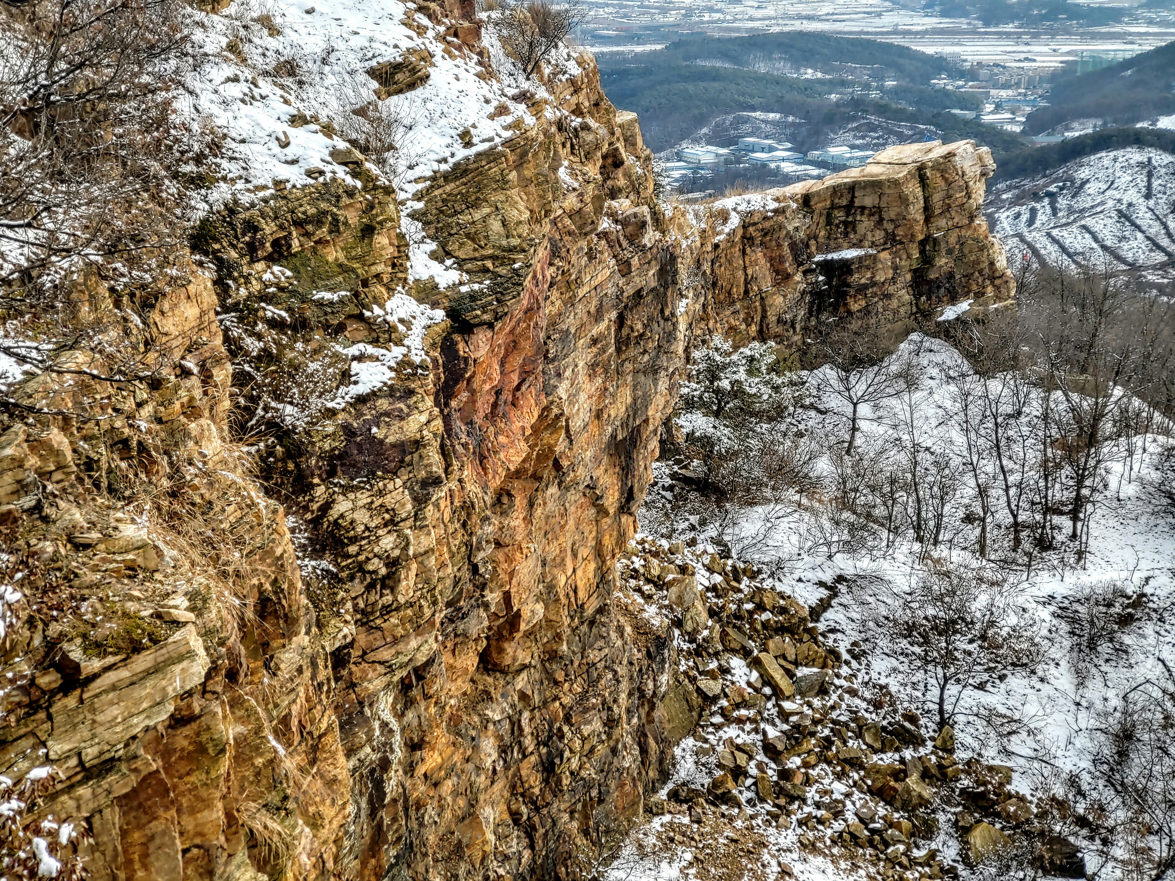 A rocky cliff with snow on the ground photo – Free 대한민국 경기도 파주시 월롱면 덕은리 ...