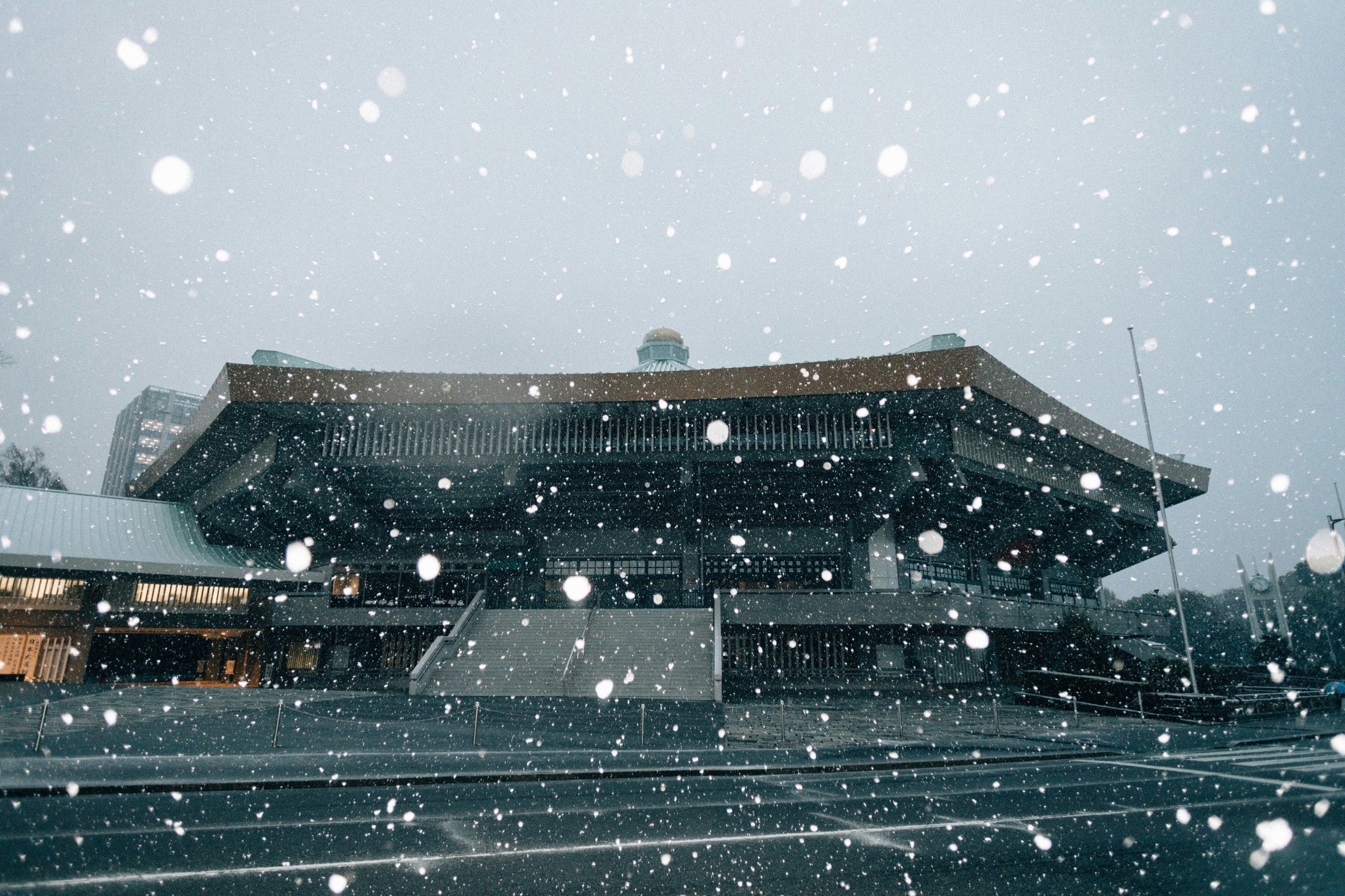 A building with a lot of snow falling on it photo – Free Building Image ...