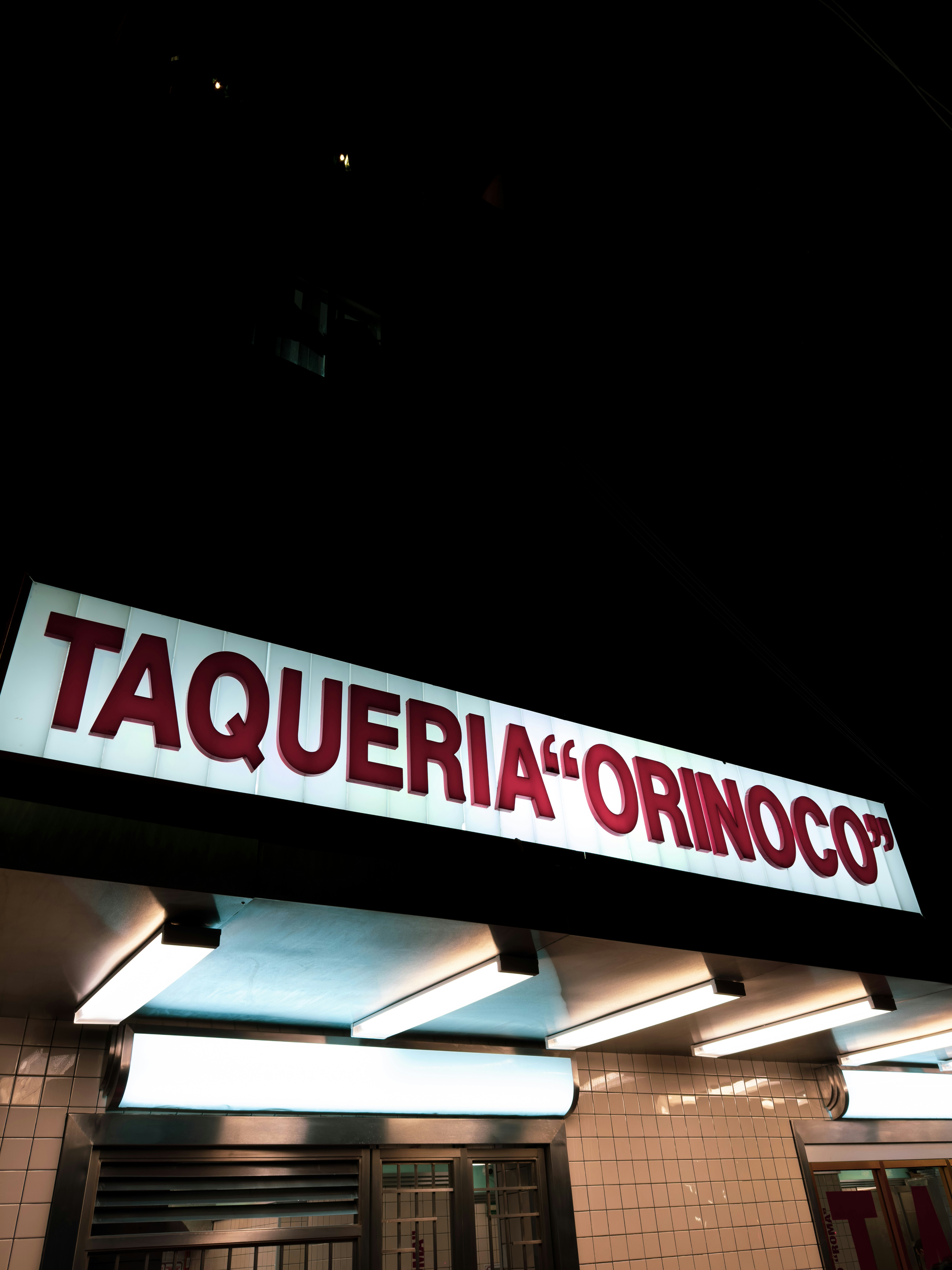 Un letrero de la Taquería Orinoco iluminado por la noche foto – Imagen ...
