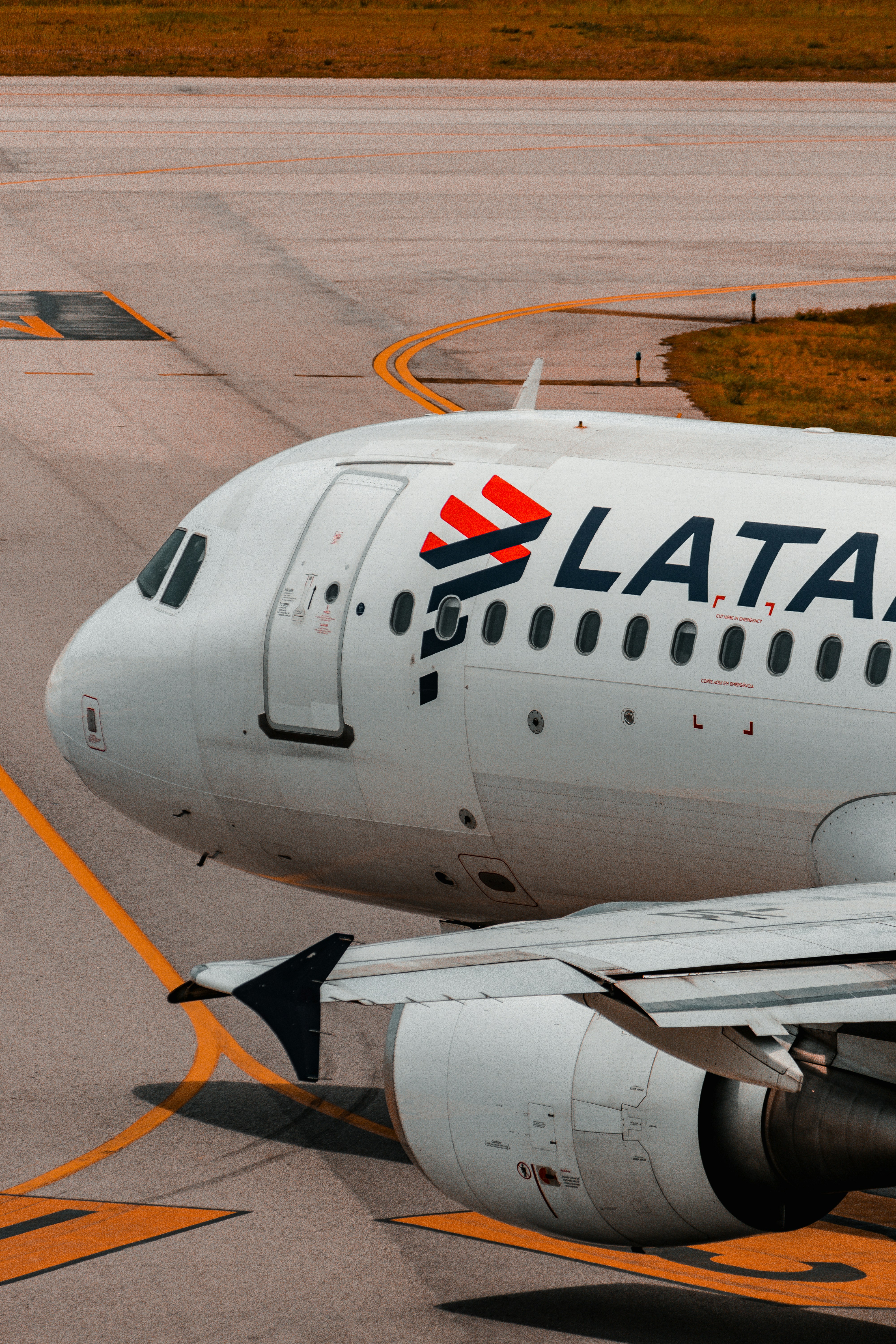 Un gran avión de pasajeros sentado en la parte superior de la pista de ...