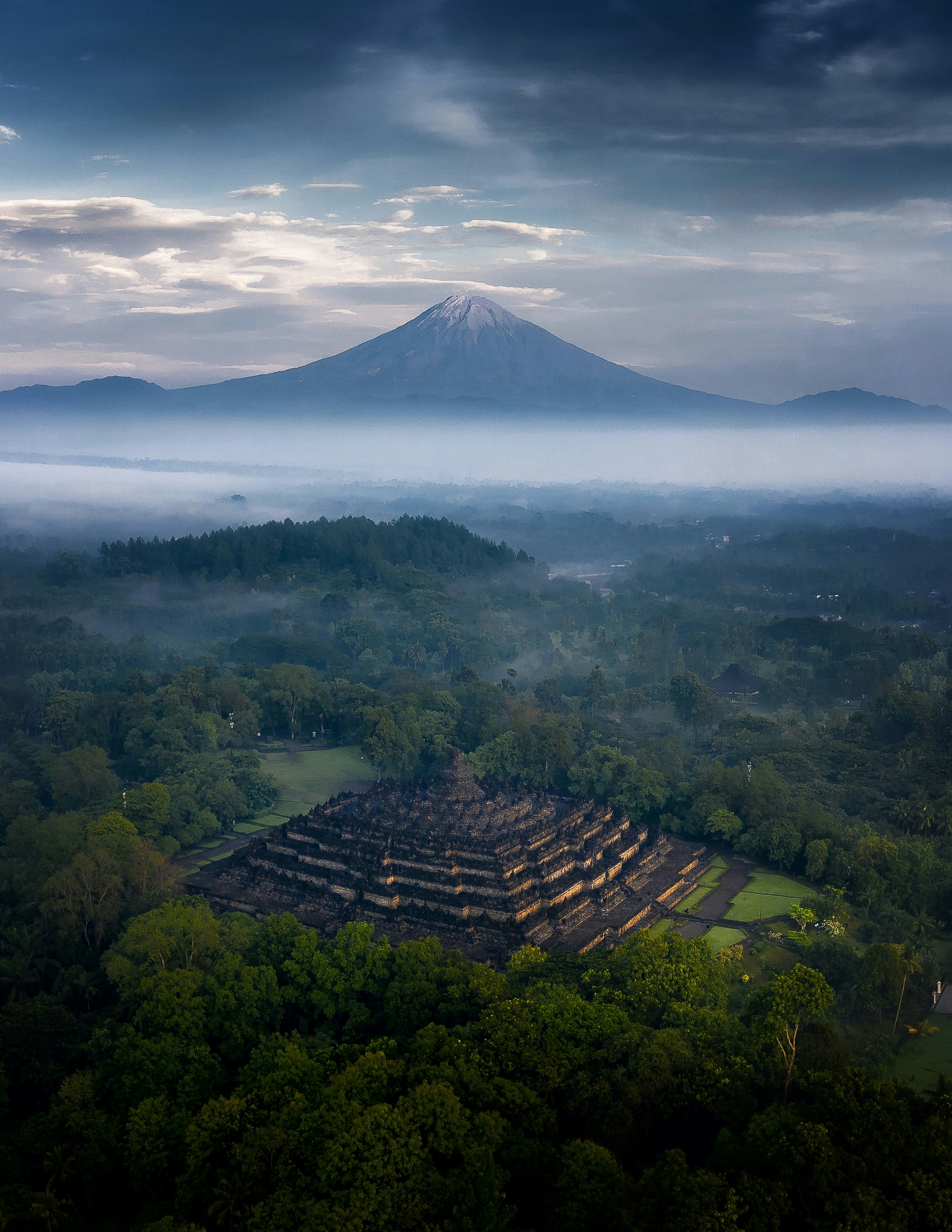 Une vue aérienne d’une grande pyramide au milieu d’une forêt photo ...
